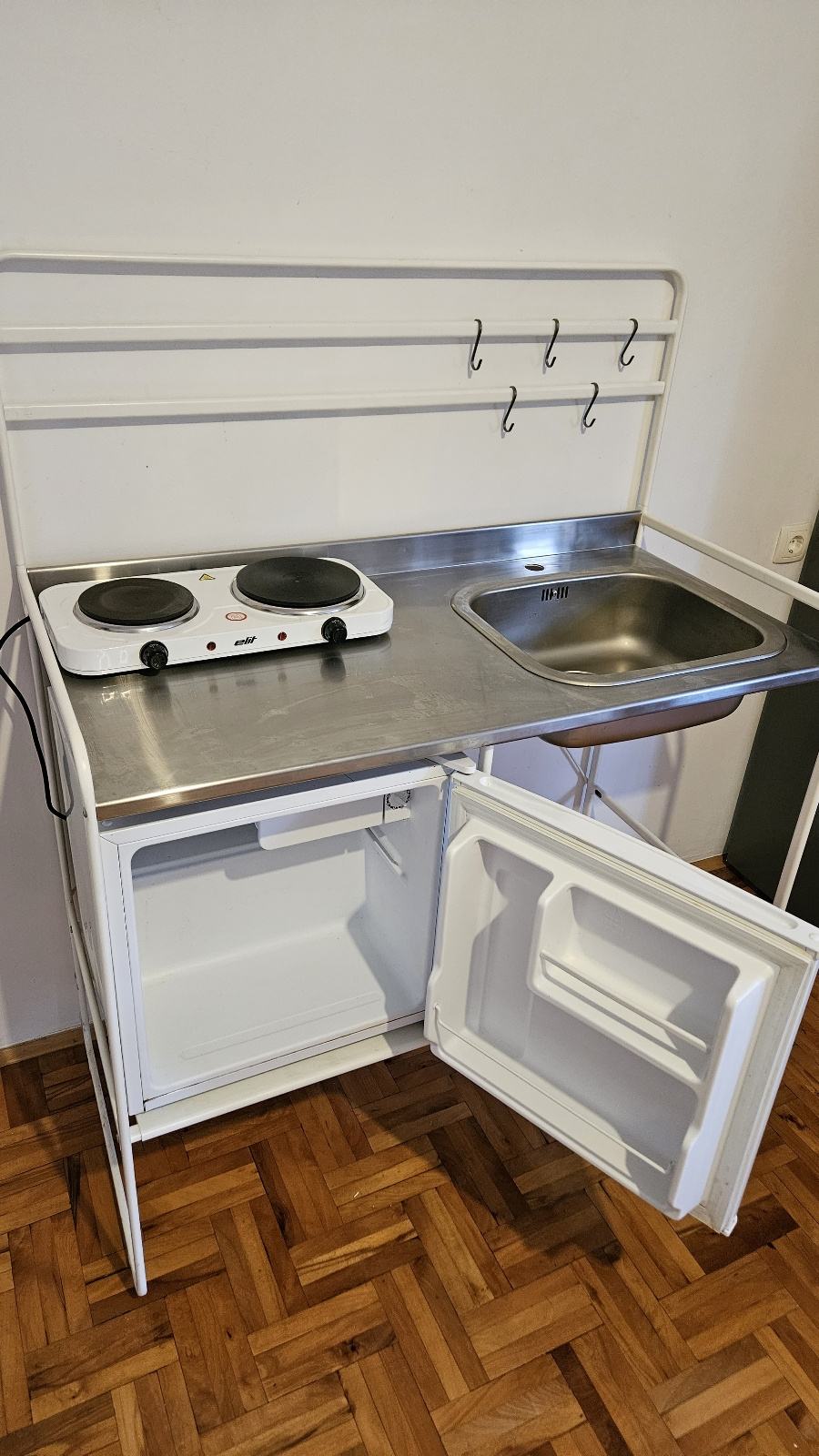 Mini čajna kuhinja s hladnjakom i pločom za kuhanje