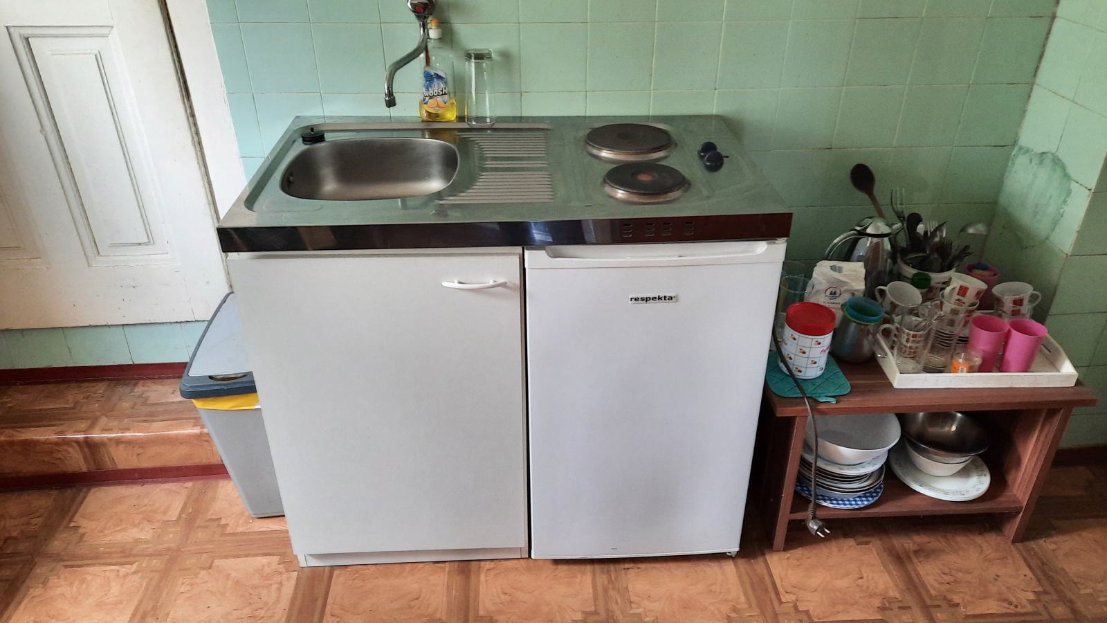 MINI KUHINJA, SUDOPER, HLADNJAK, PLOČA ZA KUHANJE