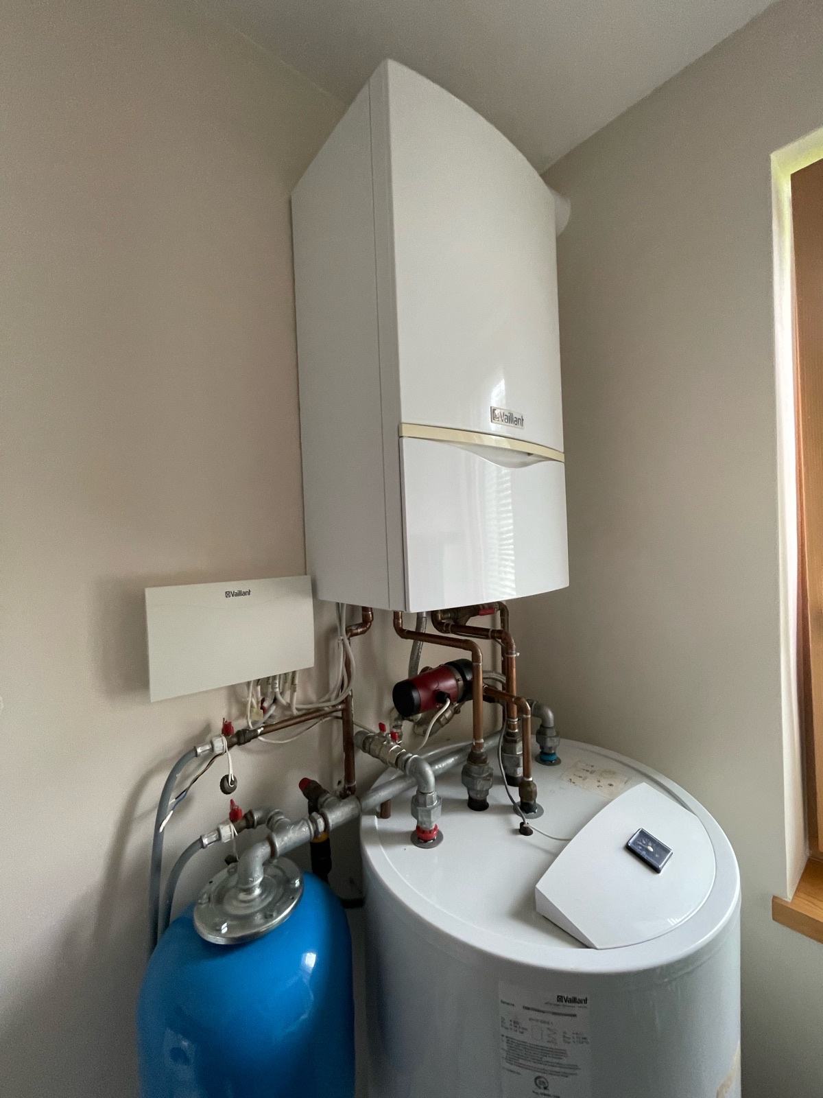 Vaillant plinski fasadni bojler, automatika i 200L spremnik, pribor