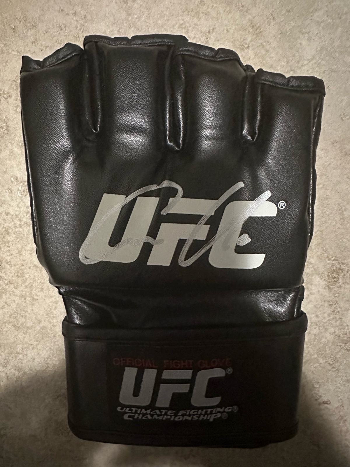 UFC Connor McGregor potpisana rukavica