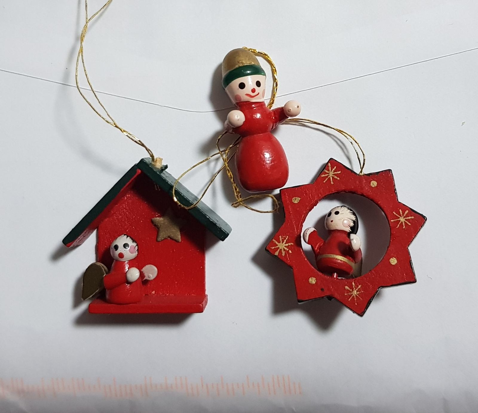 99 kom malih drvenih ukrasa za bor, različitih oblika, 40