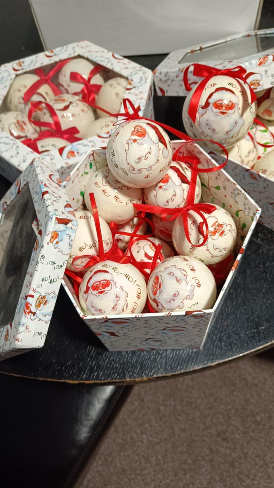 Bijele kuglice za bor sa uzorkom djeda mraza