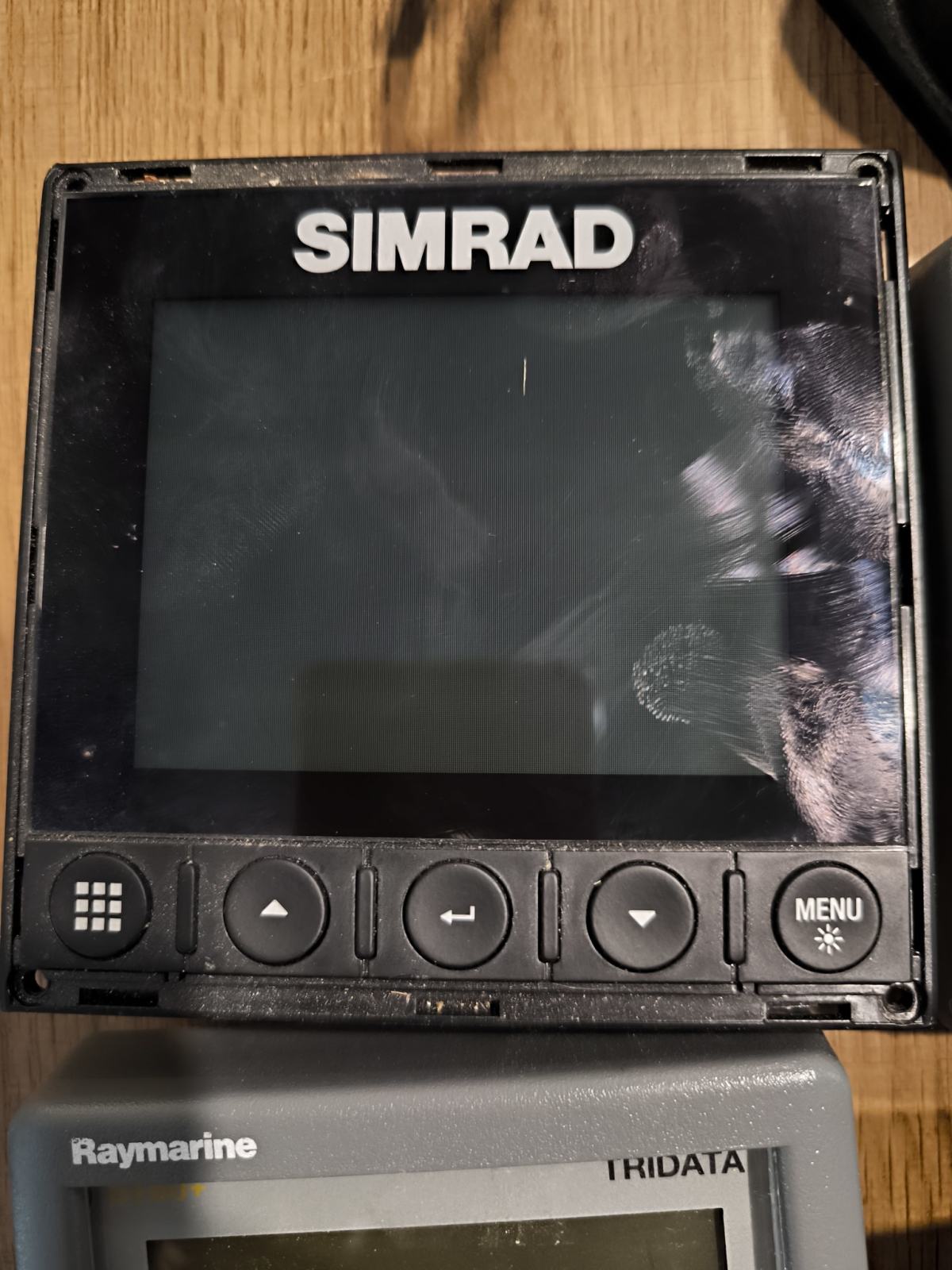 Simrad IS42J monitor