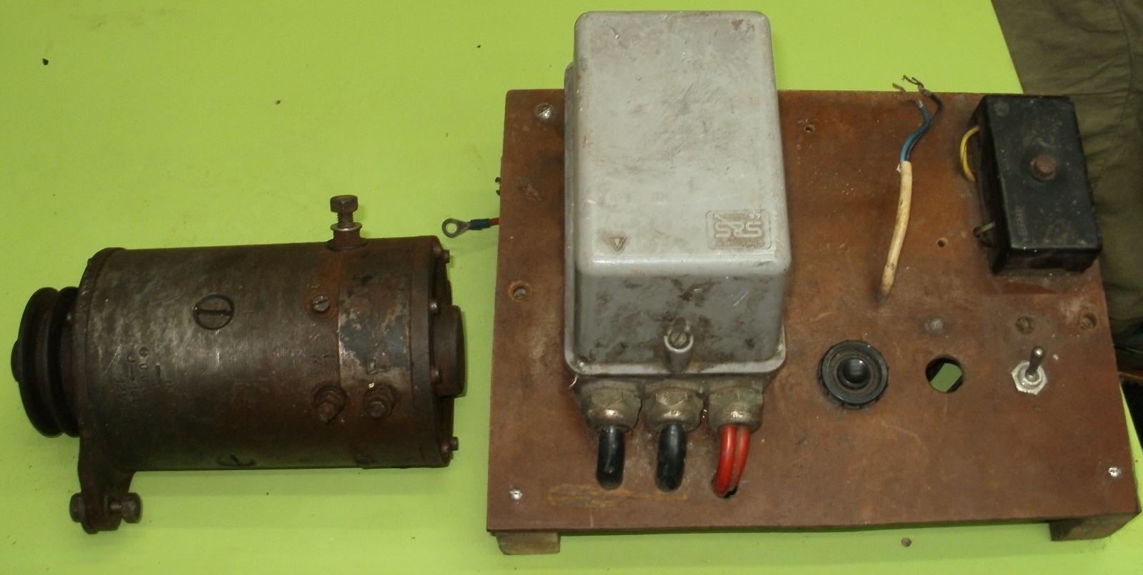 Dinamo starter s odgovarajućim priključcima. Bosch 12V