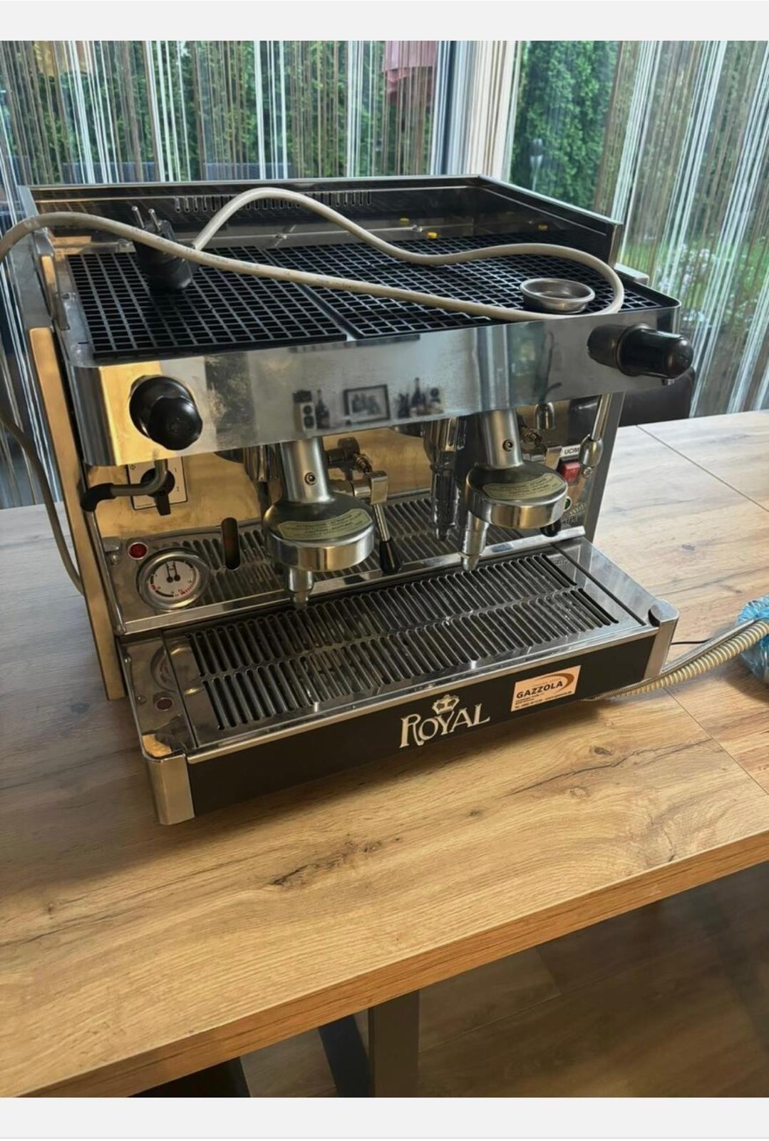 prodajem profesionalni caffe aparat Royal