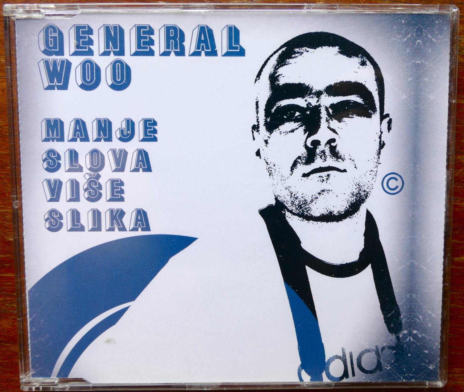 General Woo: Manje slova više slika