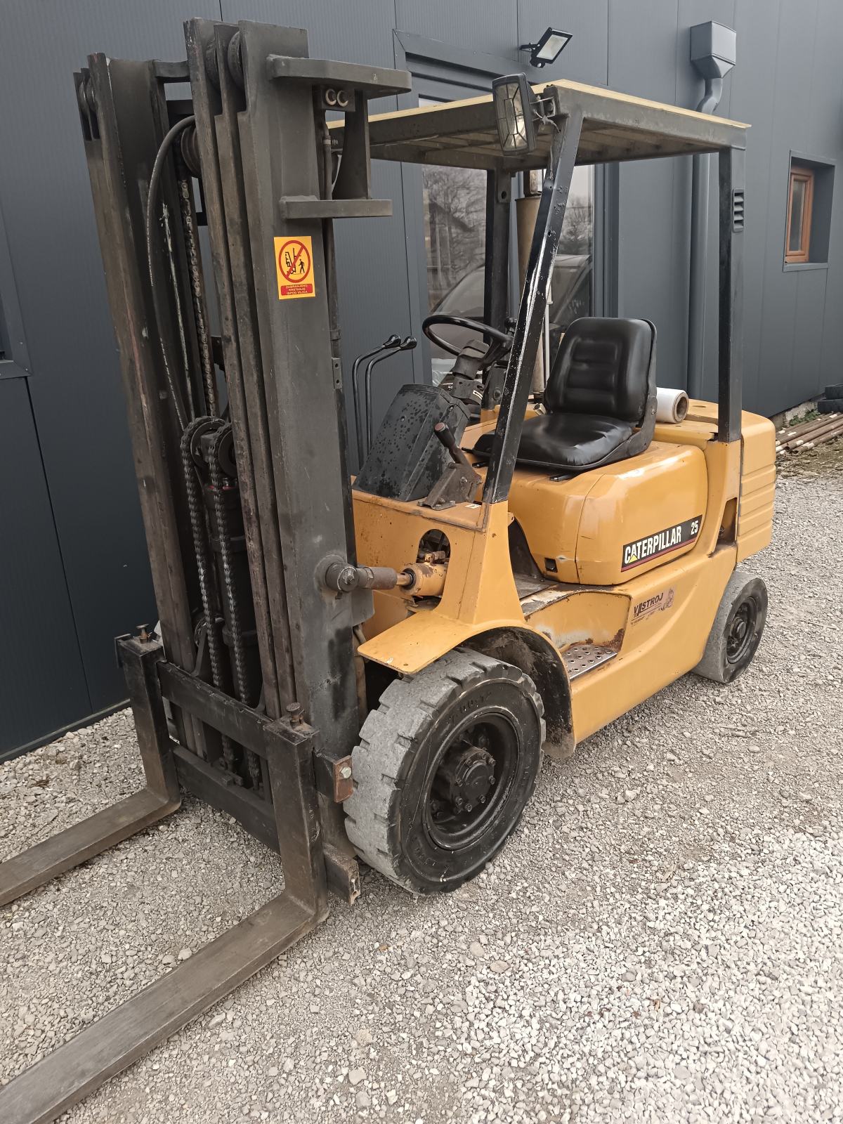 Caterpillar viličar DP25