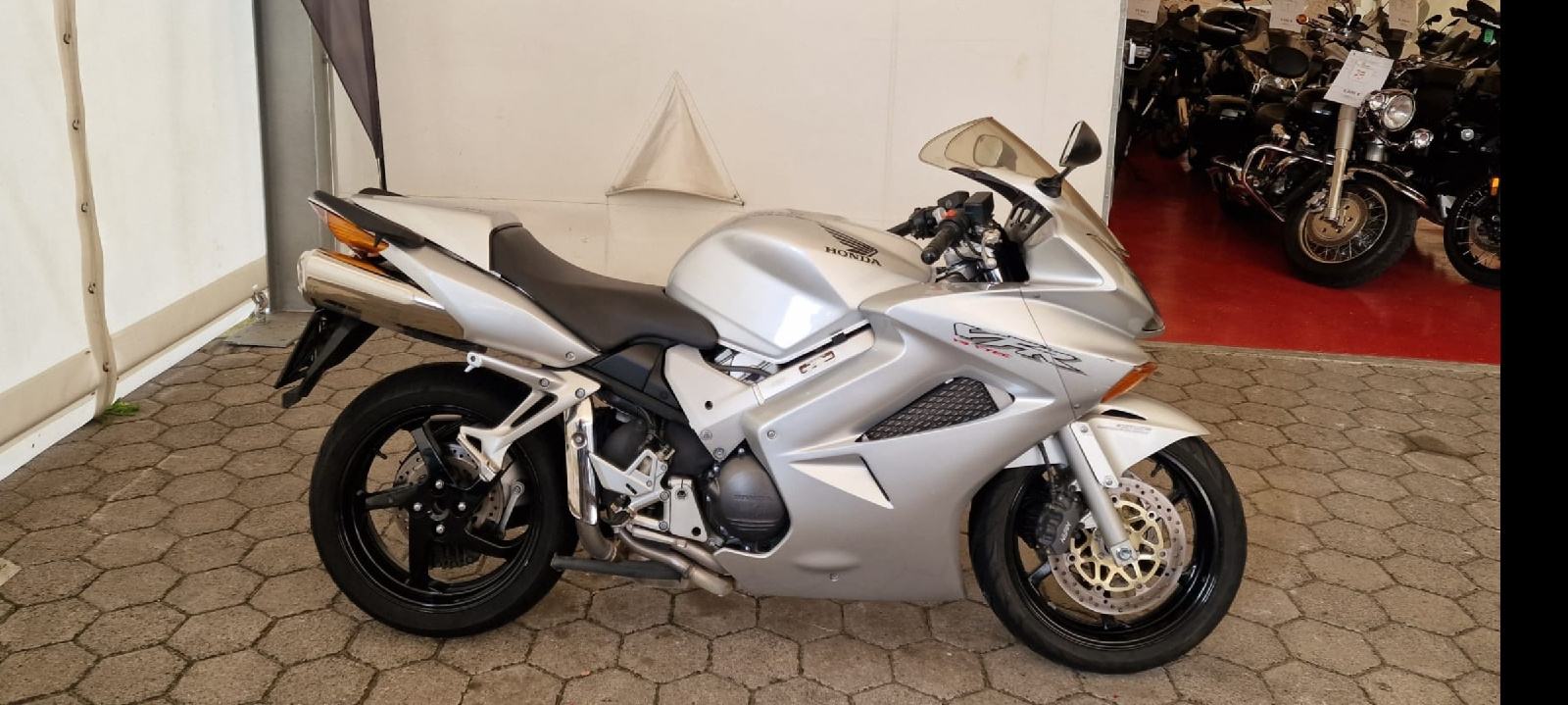 Honda VFR 800 V4 VTEC, 2002 god.