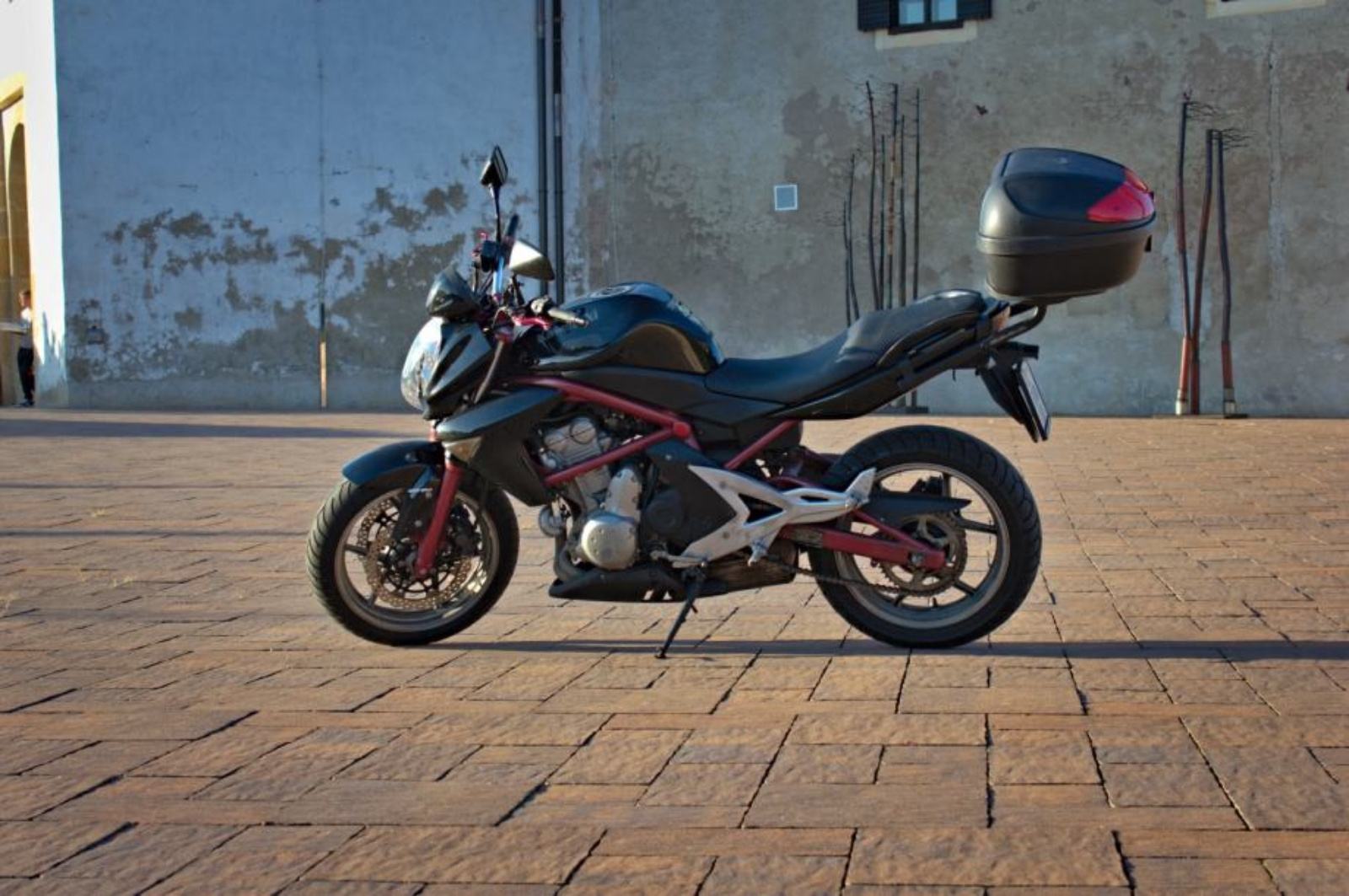 Kawasaki er6n 649 cm3, 2007 god.