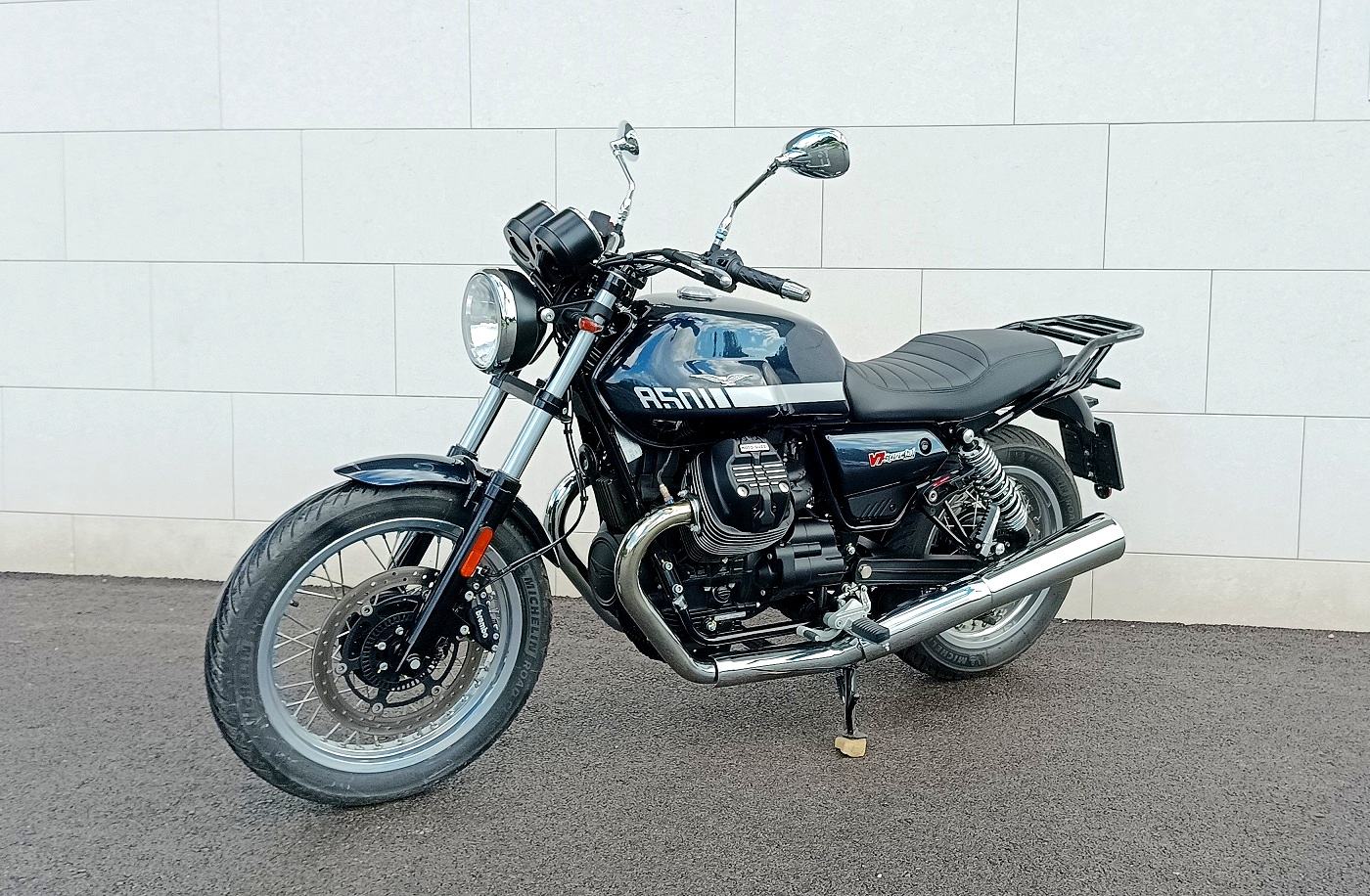 Moto Guzzi V7 Special * Samo 2400 km *, 2024 god.