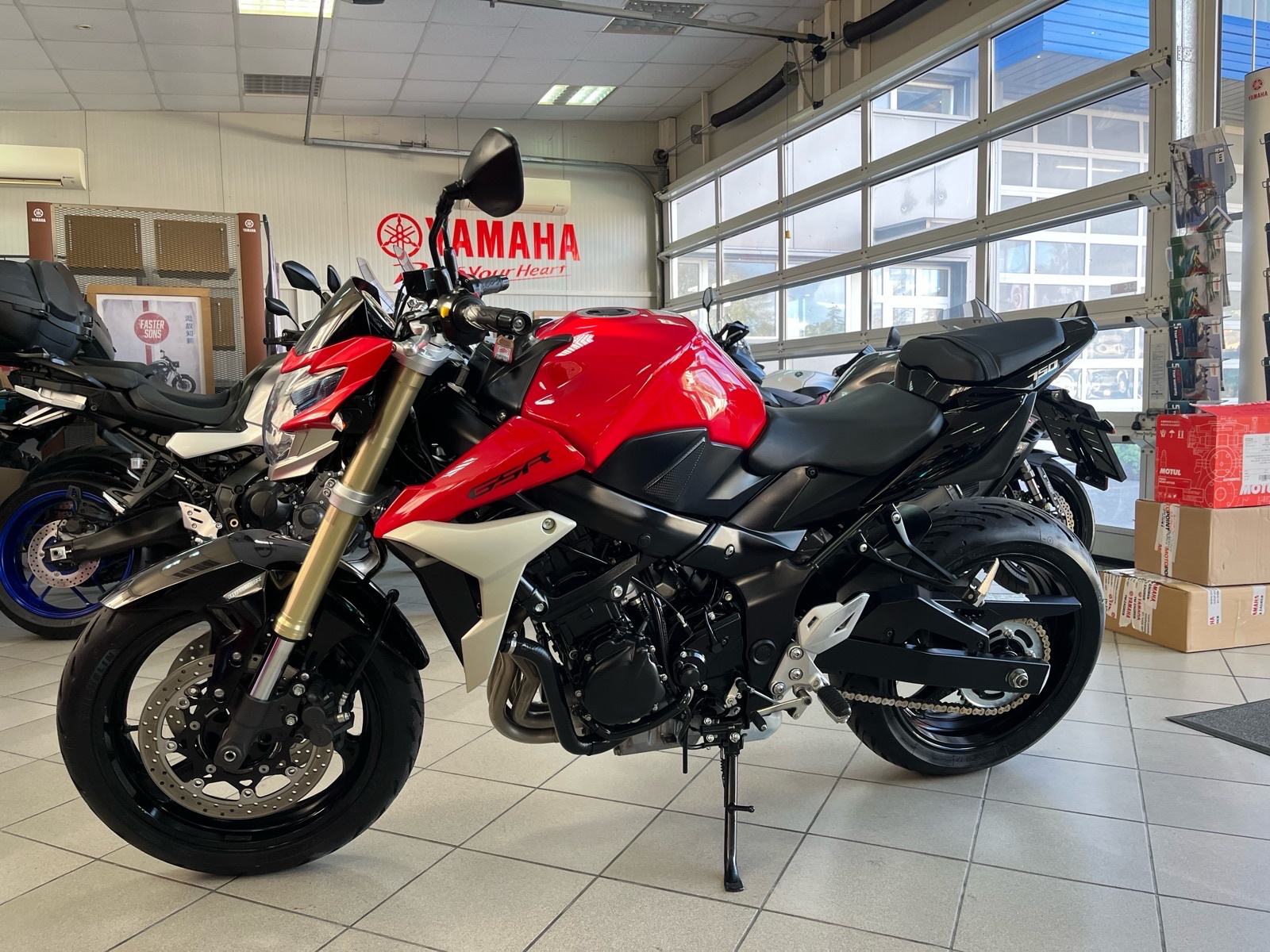 Suzuki GSR 750 jako sačuvan, 2012 god.