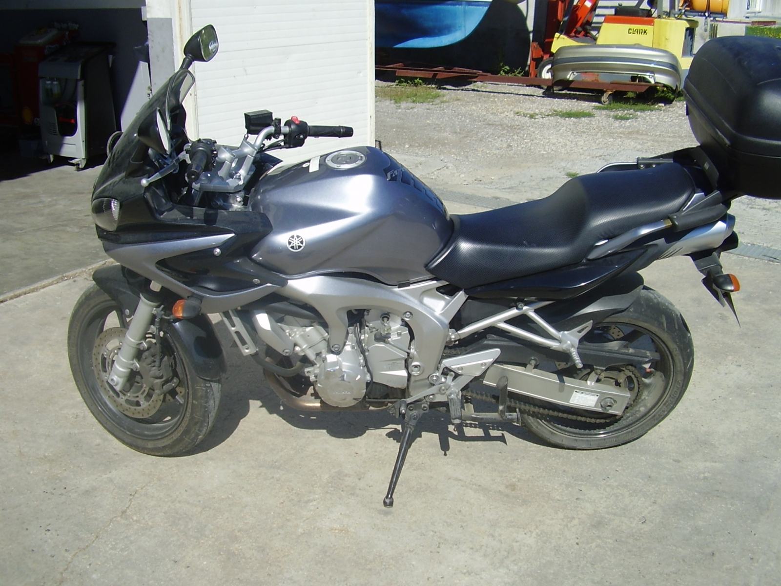Yamaha FZR6 600 cm3, 2005 god.