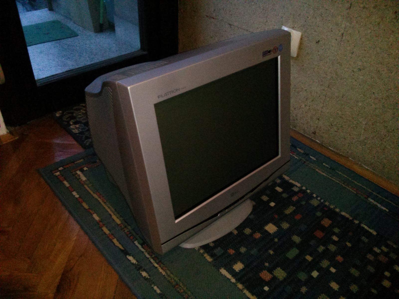 CRT Monitor 19 LG F900P Flatron BESPLATNO