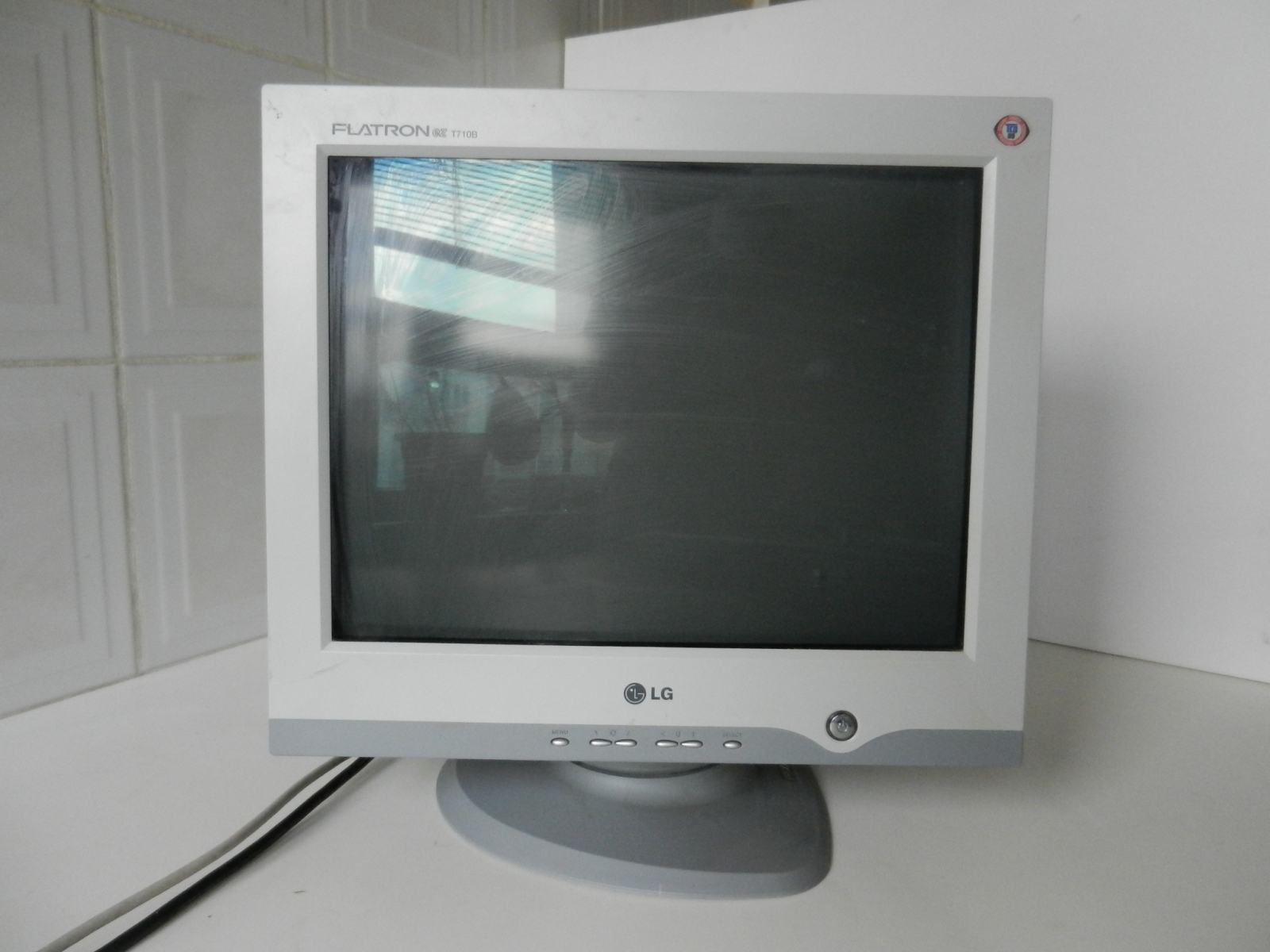 LG FLATRON ez T710B - CRT monitor - 17 (s VGA-DVI adapterom)