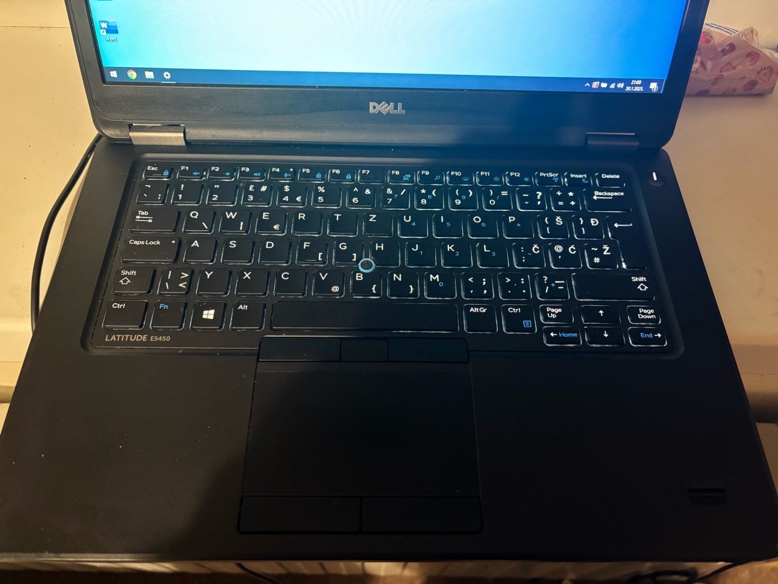 Dell Latitude Laptop 14, i5, tipkovnica osvj. - ekran ima malu mrlju