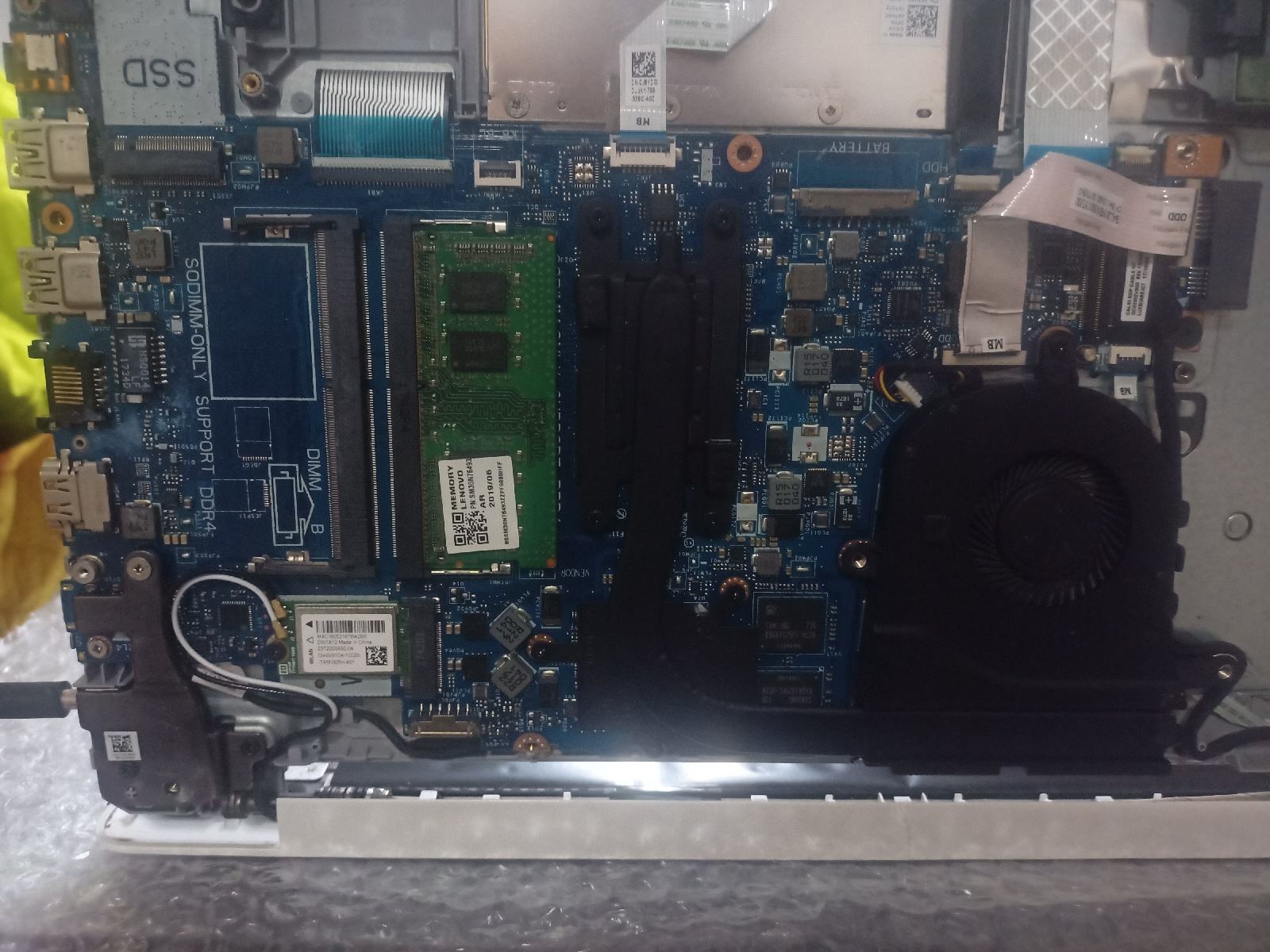 Dell vostro 5570 i3 6006u radeon 530 gpu matična ploča
