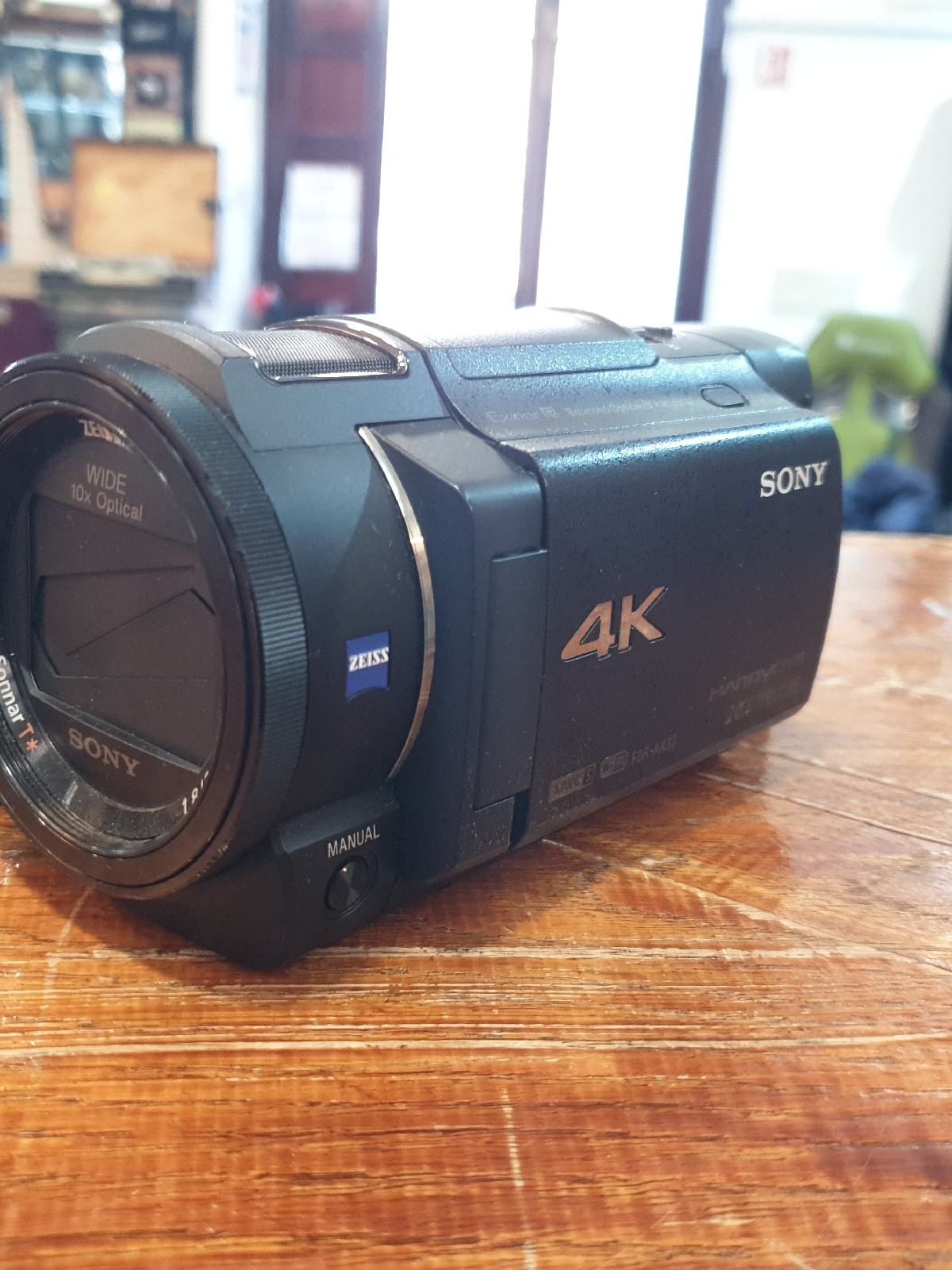 Sony 4K Handycam AX33 s Exmor R CMOS senzorom