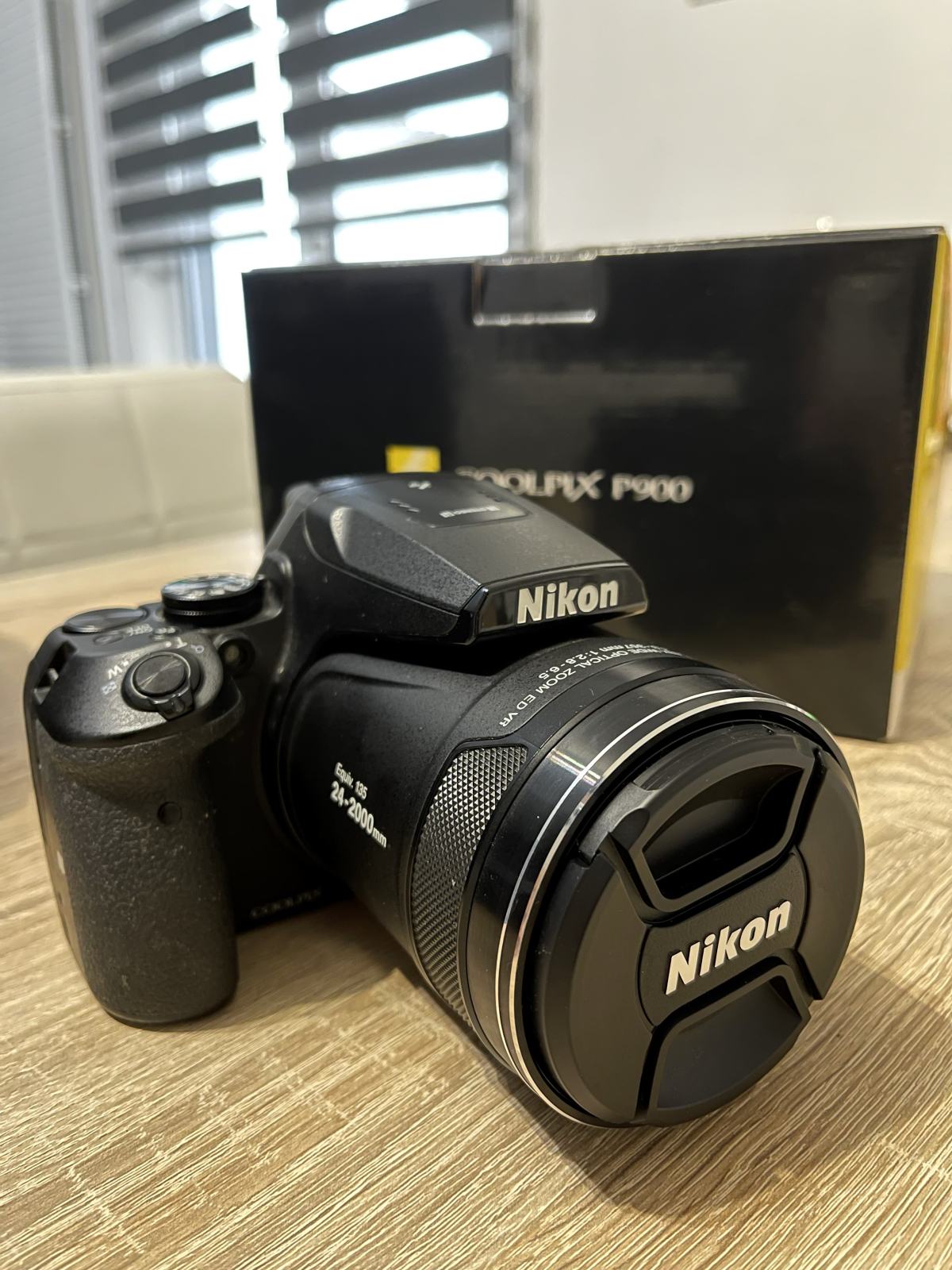Nikon Coolpix P900 fotoaparat i Hama stativ