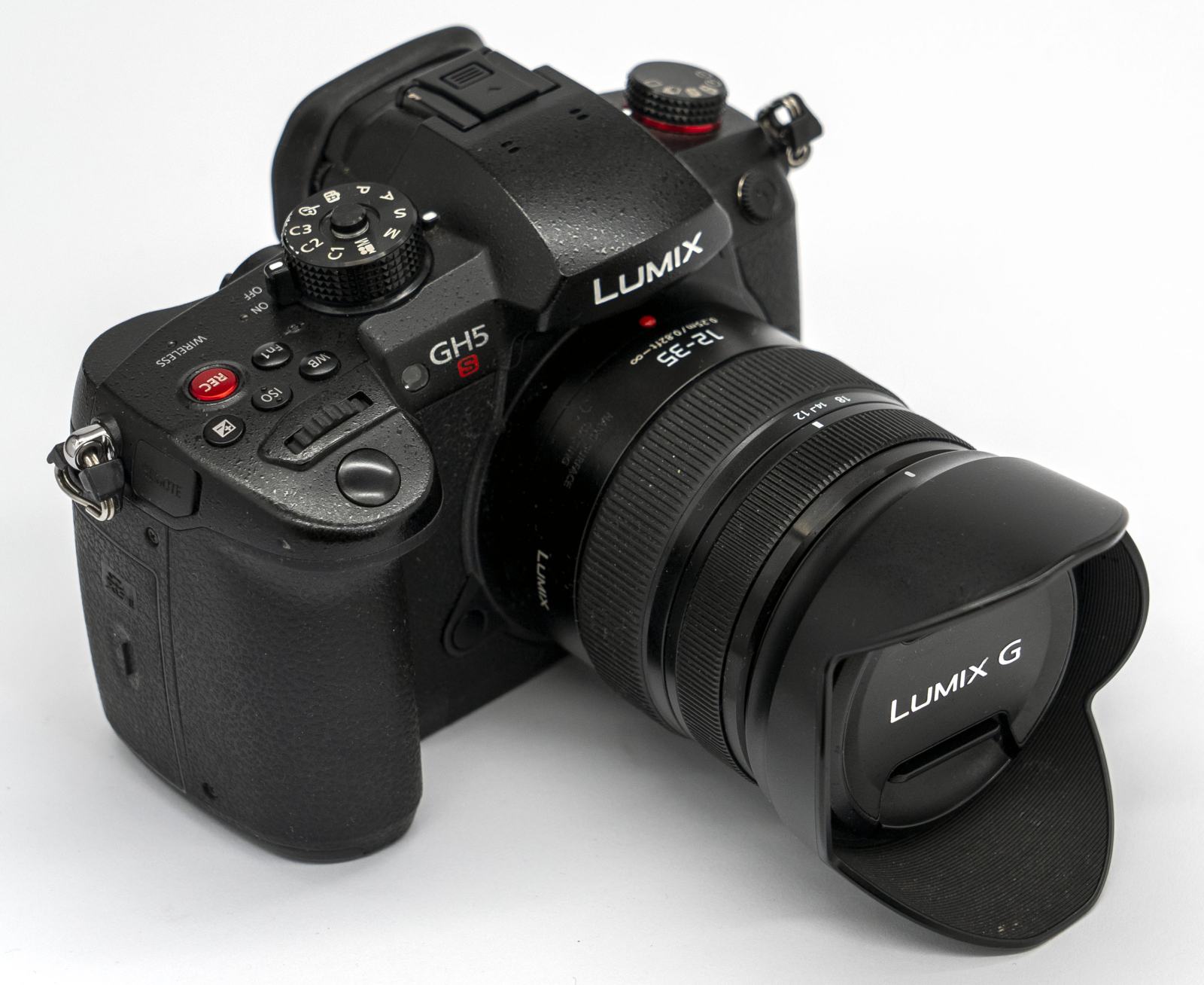 Panasonic Lumix GH 5 s uz objektiv Lumix 12 - 35 mm f 2.8 II