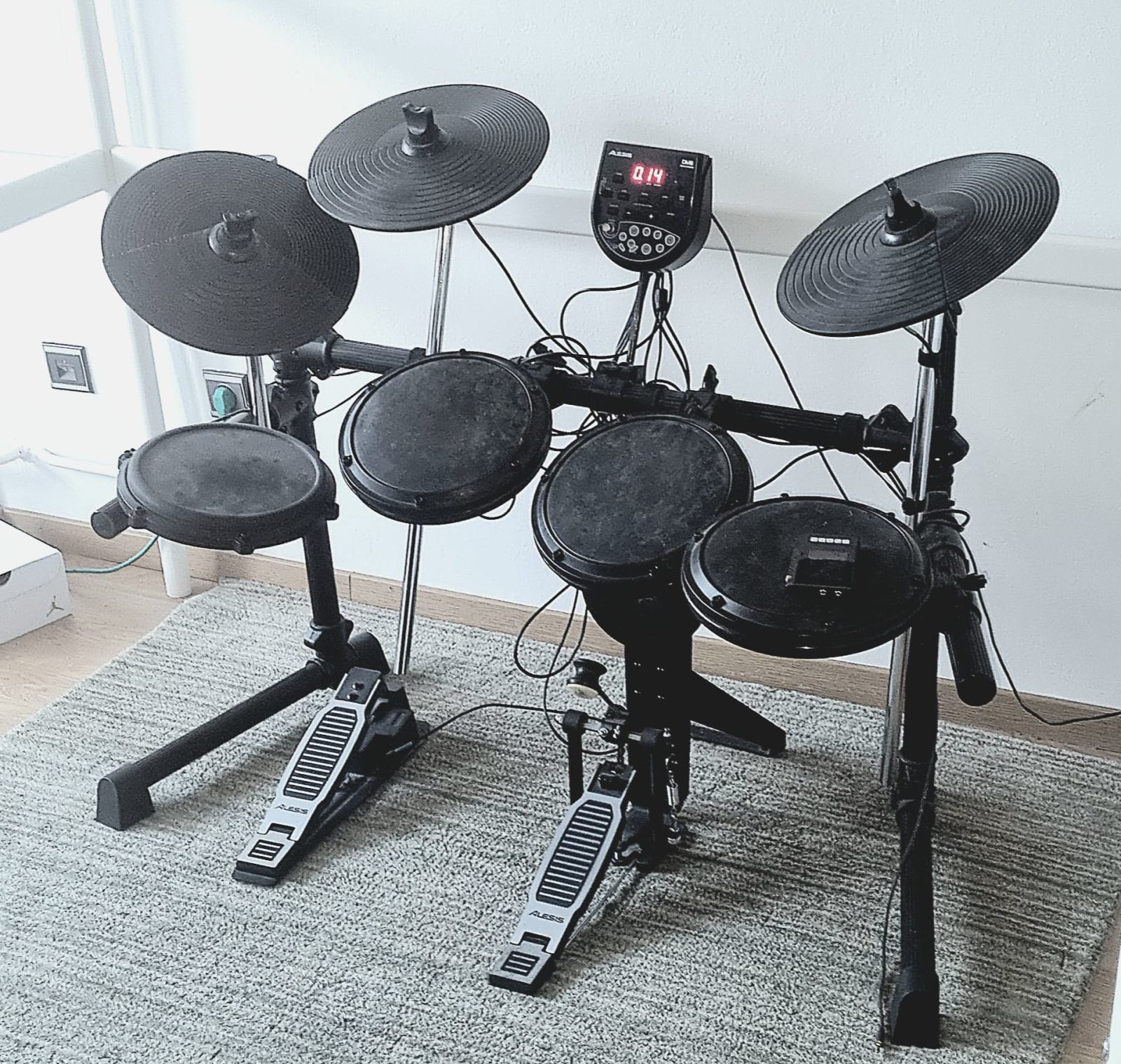 Alesis DM6 Electric Drum Kit - elektricni bubnjevi u super stanju!