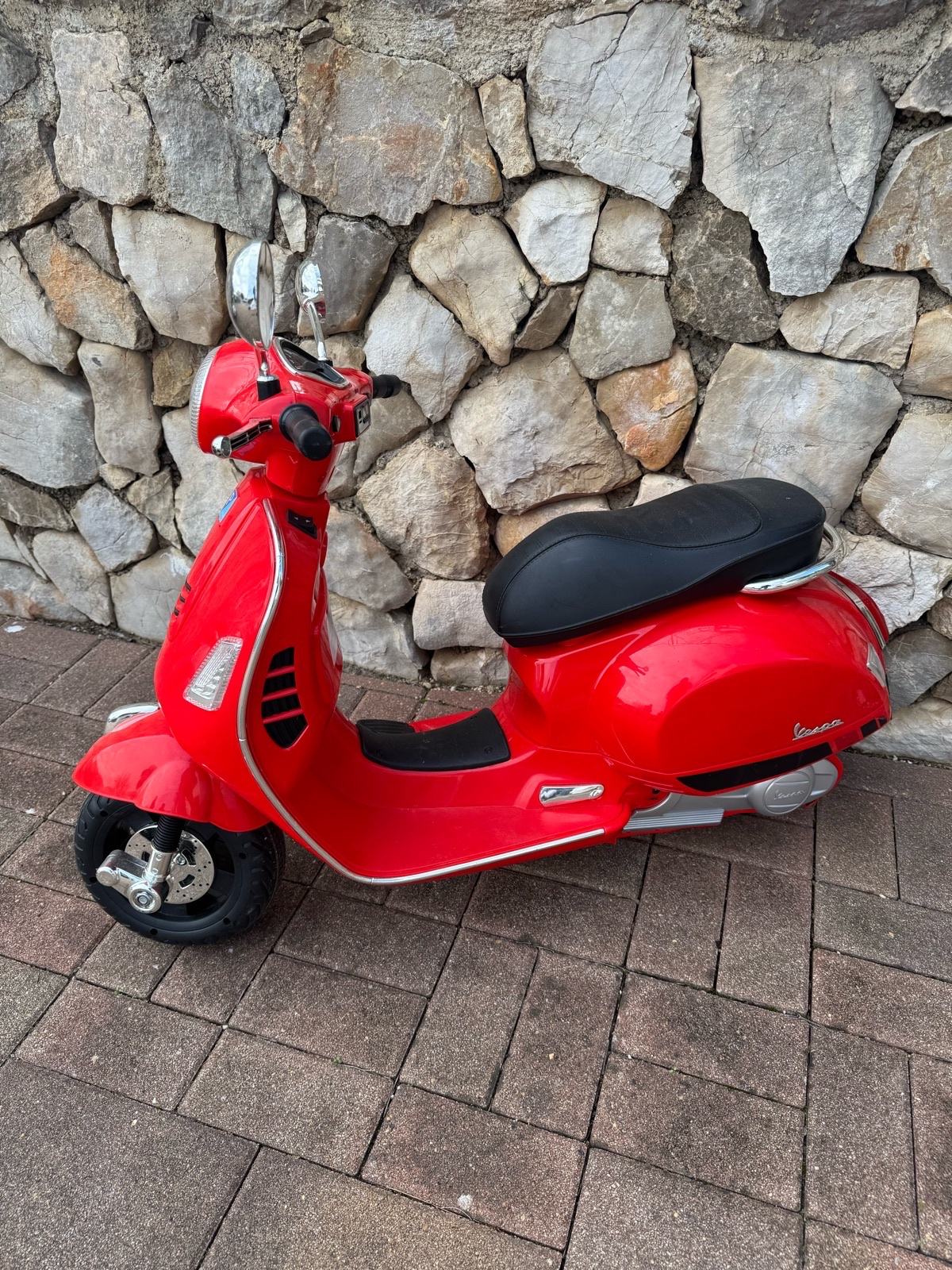 Vespa dječja na baterije crvena