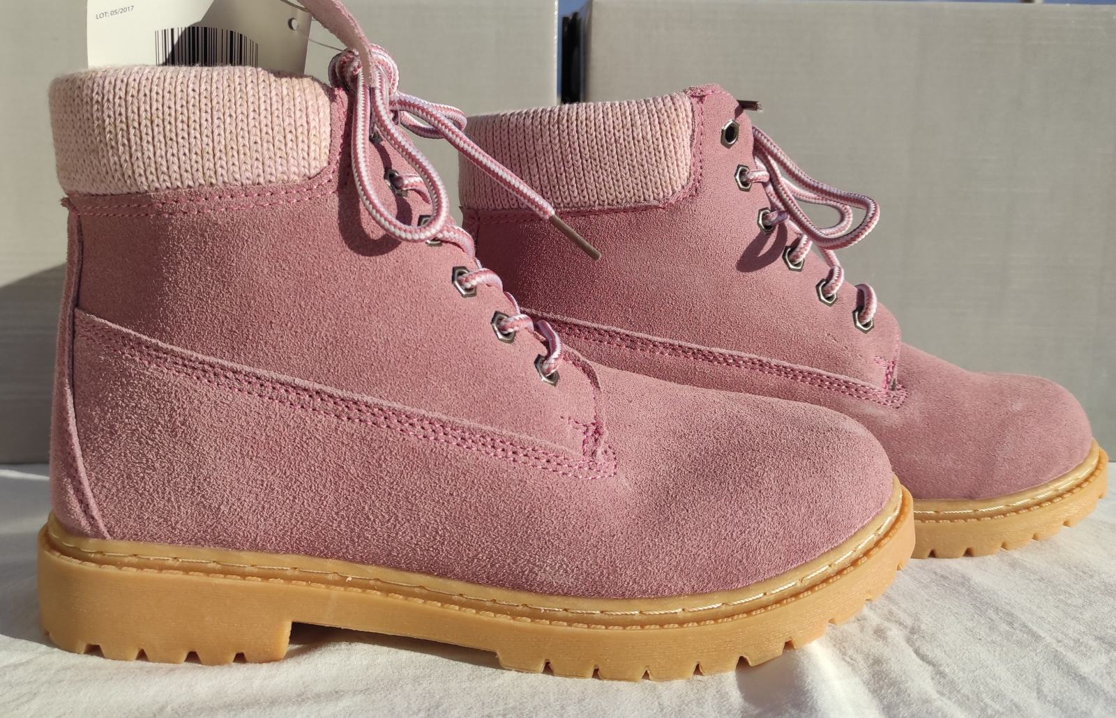 NOVO! GLEŽNJAČE PINK KOŽNE BROJ 38 ORIGINAL WALKMAN SHOES