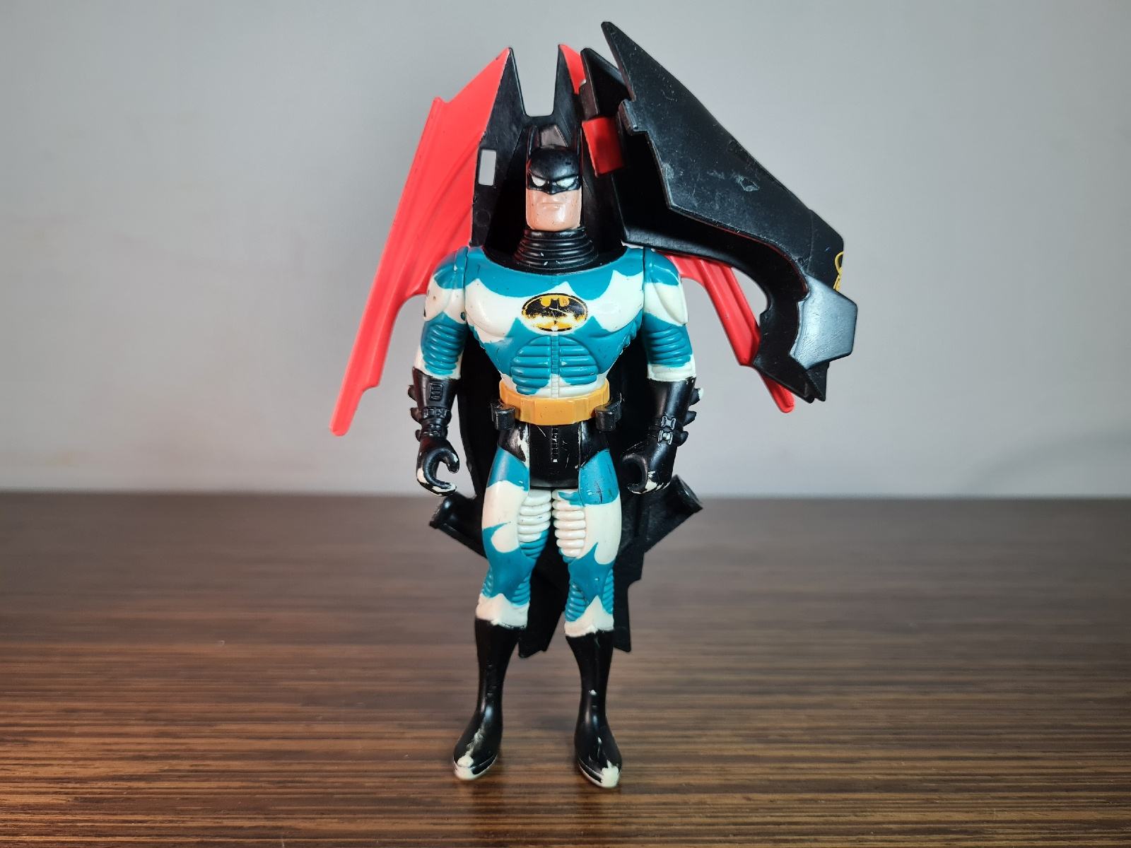 Batman u zeleno bijelom odijelu figura