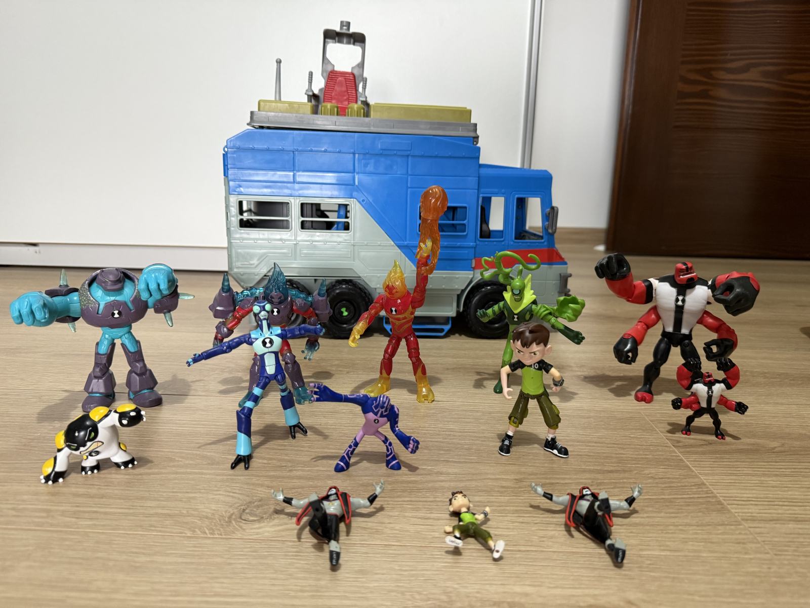 BEN TEN kamion, sat, figurice