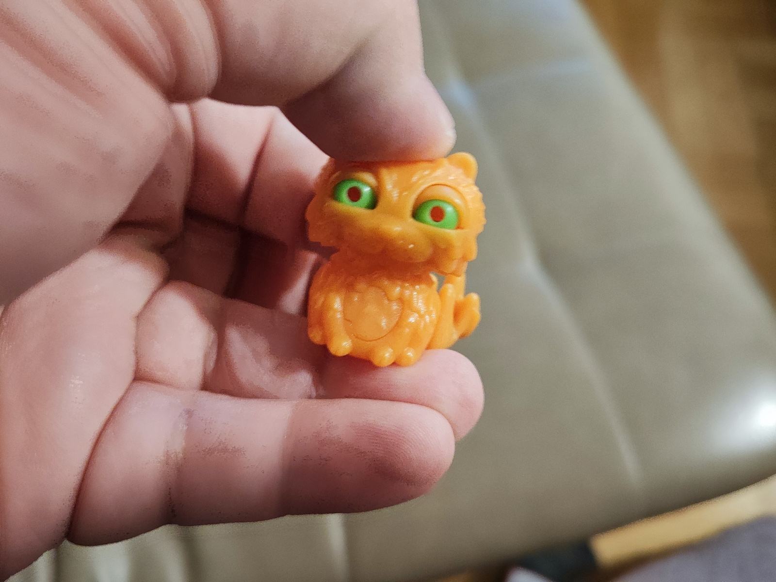 Kinder Surprise narančasta mačka sa očima koje se zatvaraju