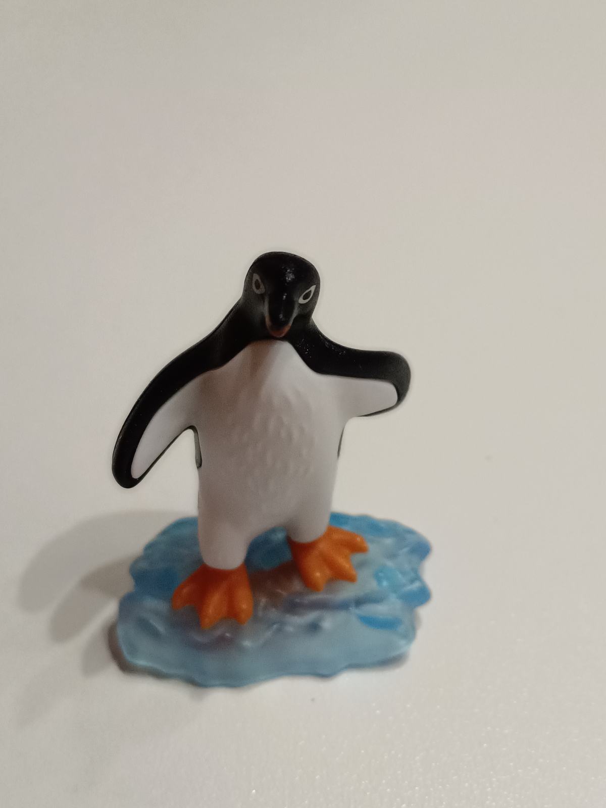 Kinder surprise Natoons Pingvin