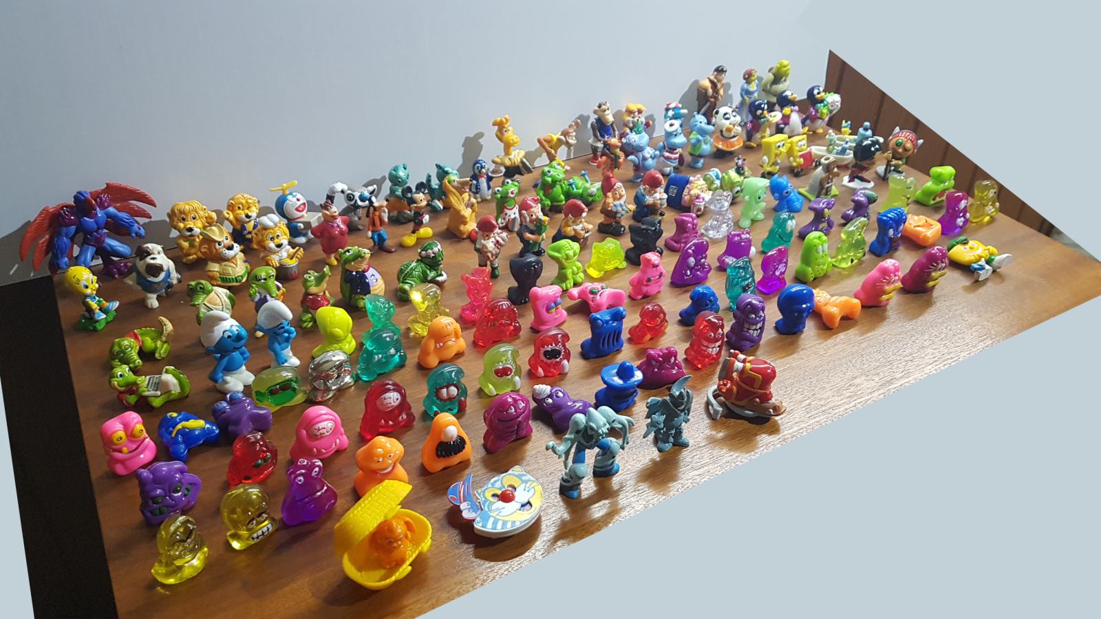 STARI LOT KINDER JAJE SURPRISE FIGURICA, 128 KOMADA FIGURA