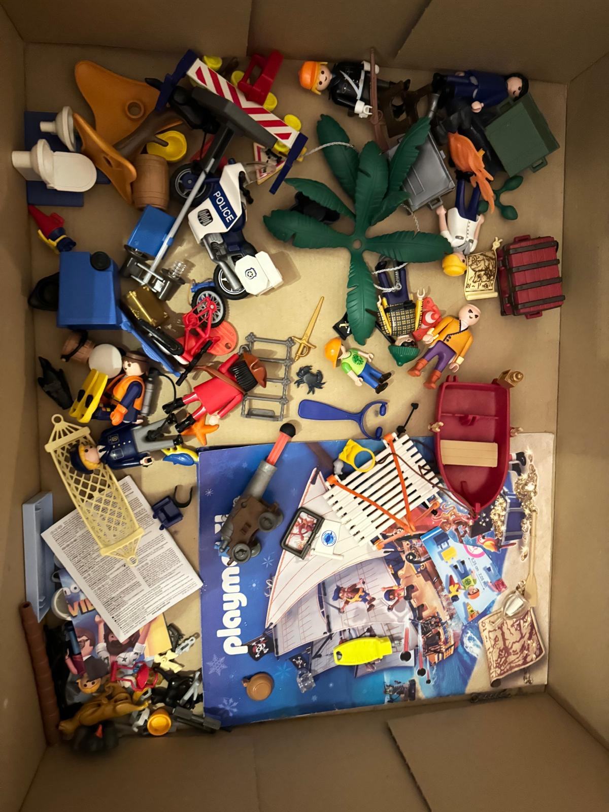 Playmobil brod + policajci + gusari