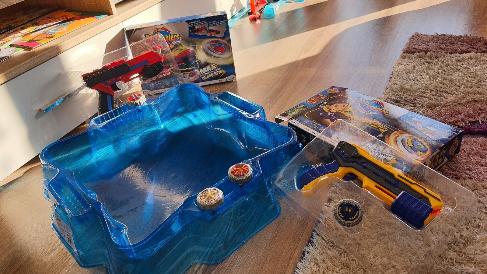 Spin fighters arena + 2 pištolja + 4 zvrka