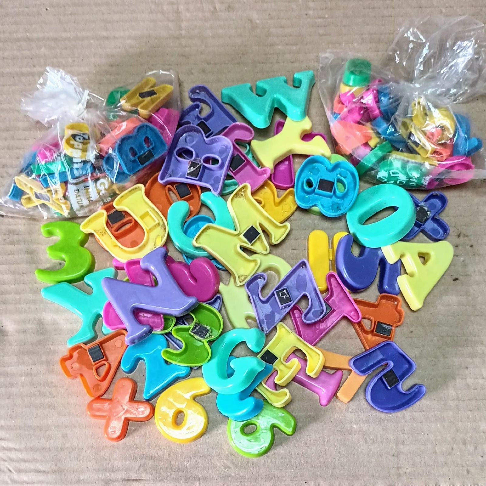 Abecedna magnetna slova