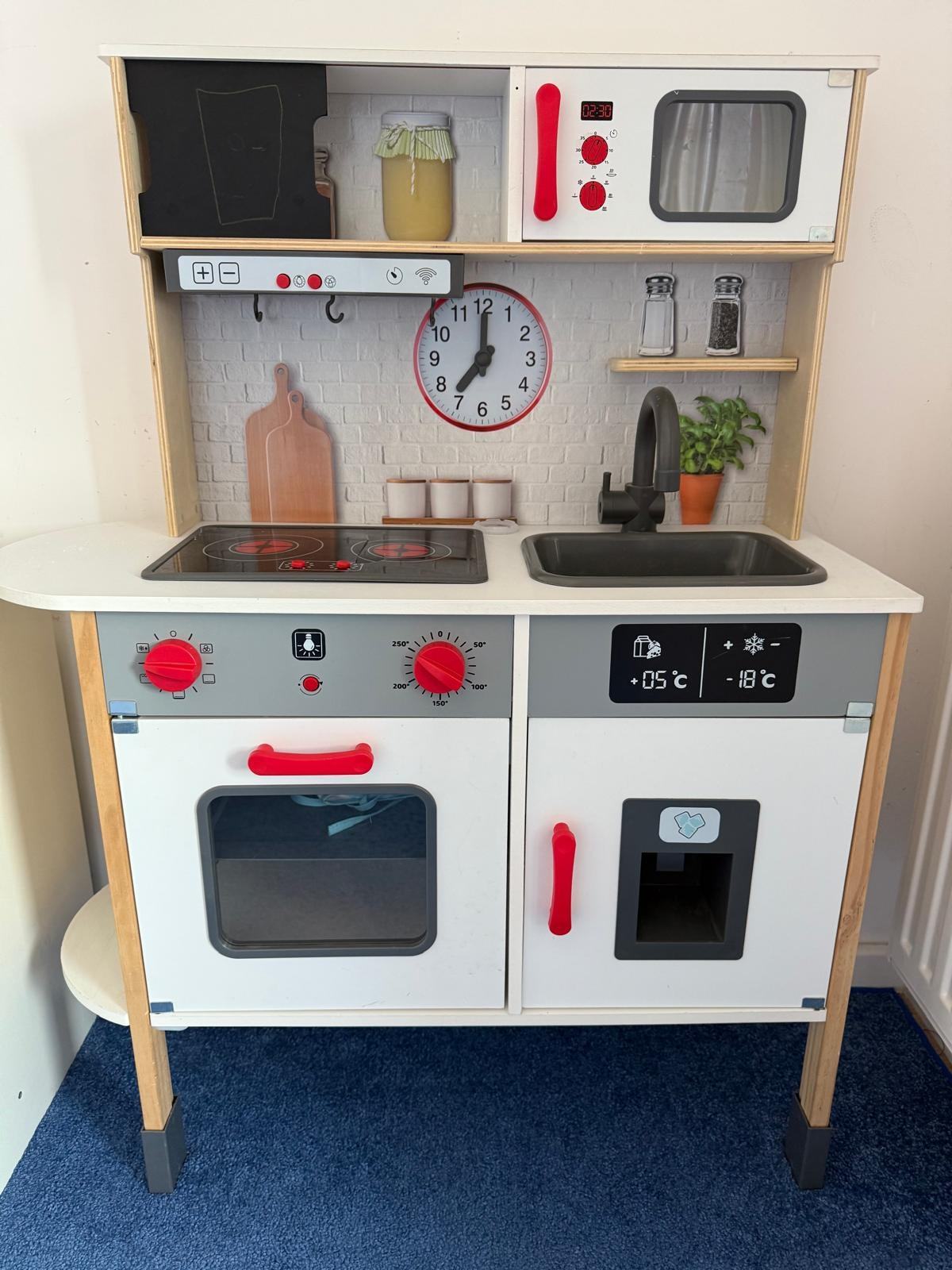 Dječija drvena kuhinja