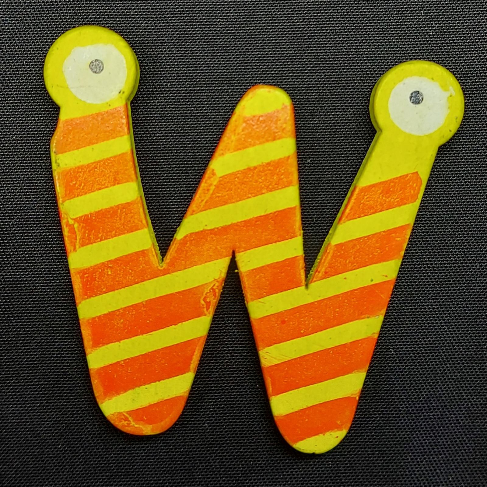 Drveno slovo s magnetom (za hladnjak) W