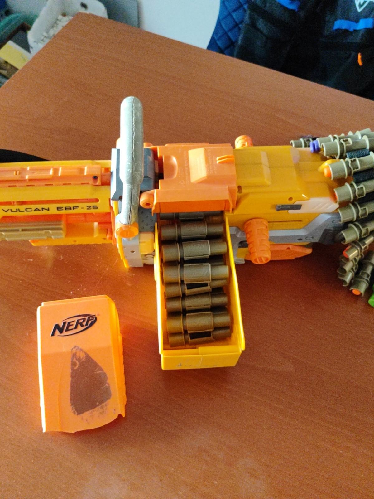 NERF minigun VULCAN EBF-25 sa dva lancima za strelje na baterije