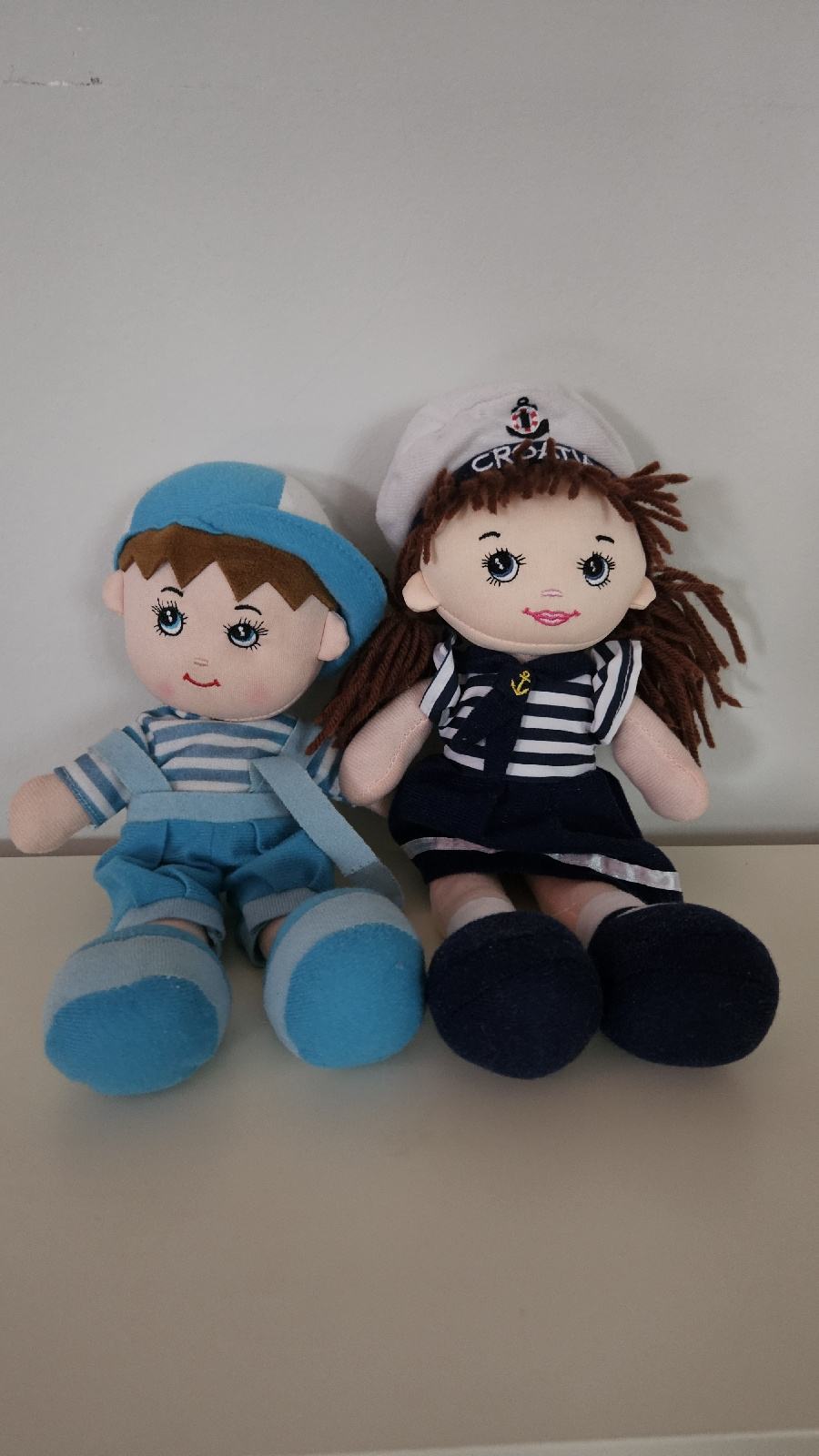 2 lutkice, jedna svira