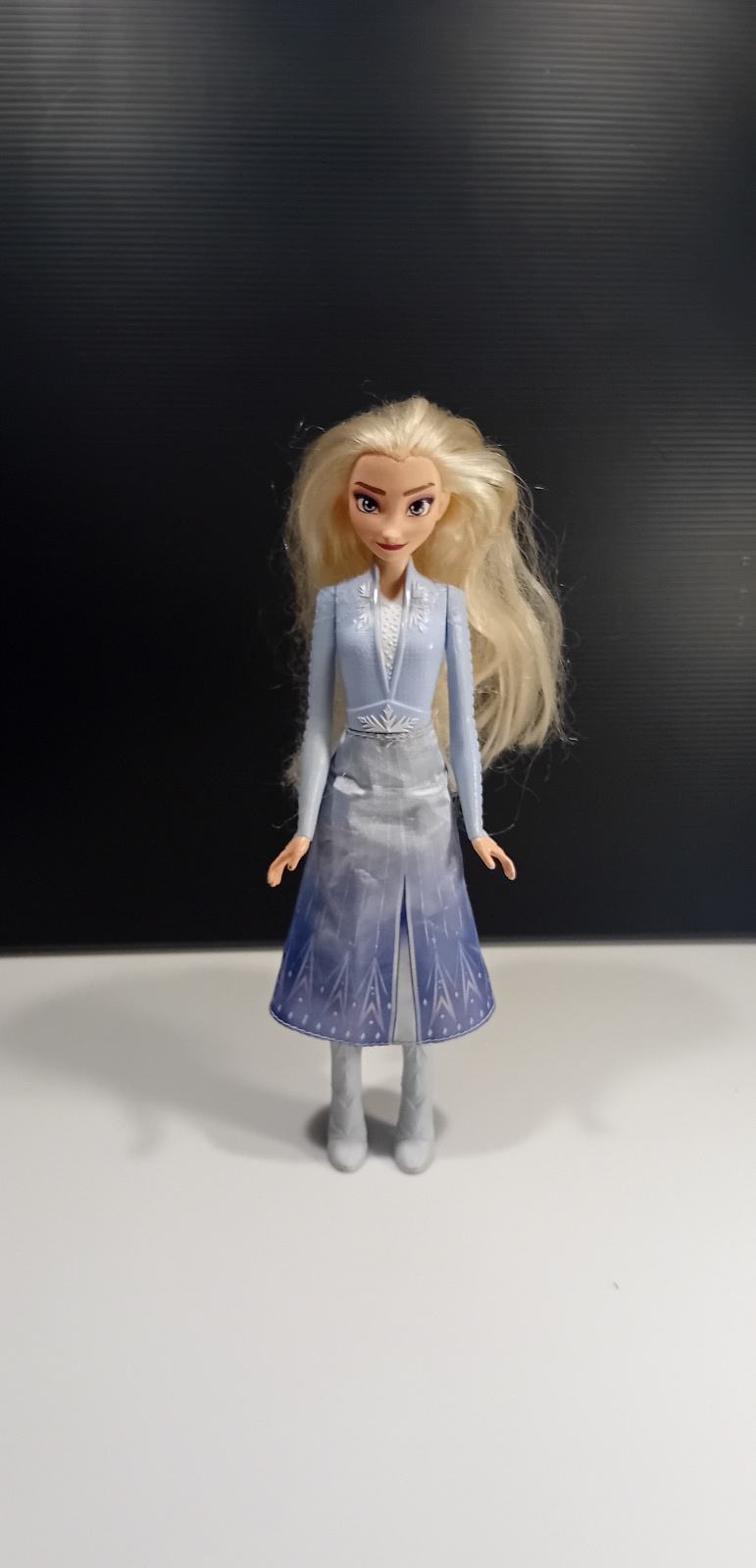 Frozen lutka Elsa koja svǰetli