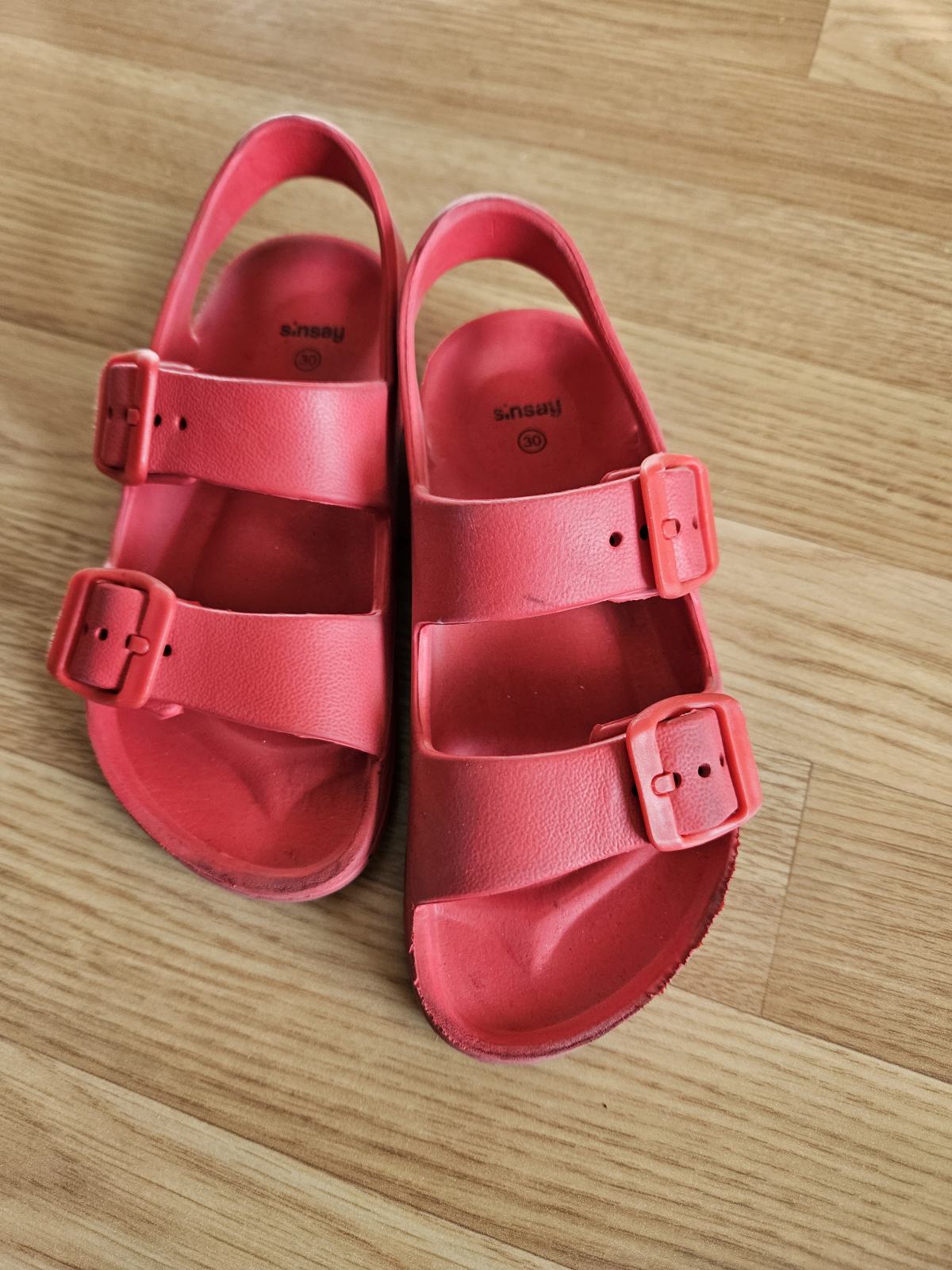 crvene sandale br.30