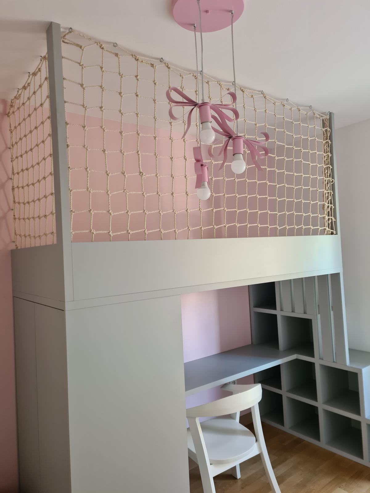 Djecja soba, krevet, ormar, radni stol, police