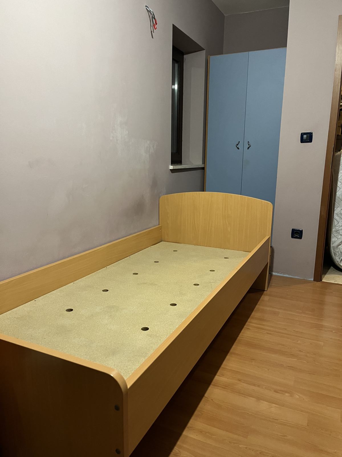 Kompletna dječja soba Alples: krevet, ormar i komode visoke i niske.