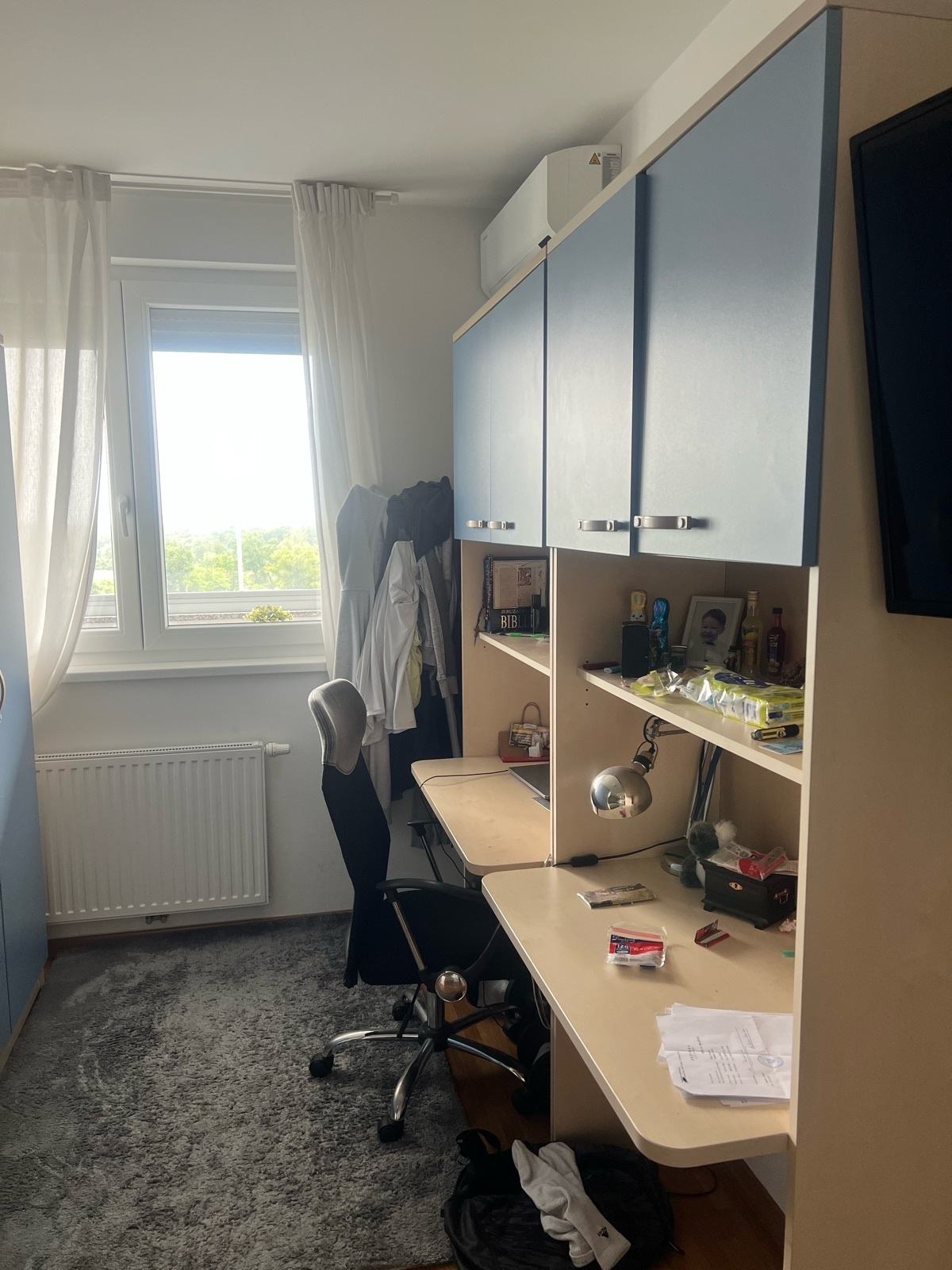 Krevet na kat sa dva ormara i dva radna stola