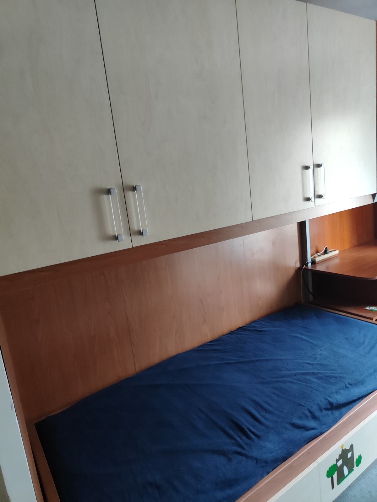 Krevet, ormari i radni stol za dječju sobu prodajem