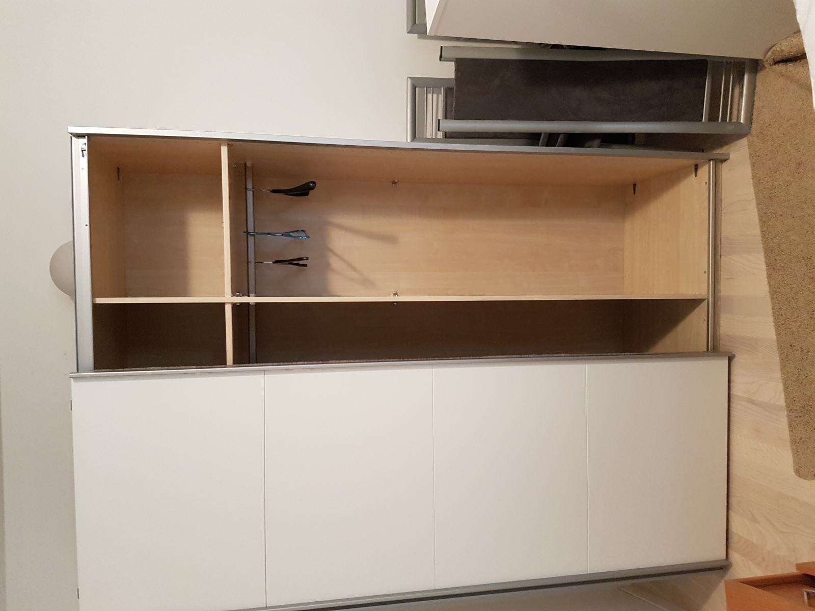 Samostojeći ormar s kliznim vratima