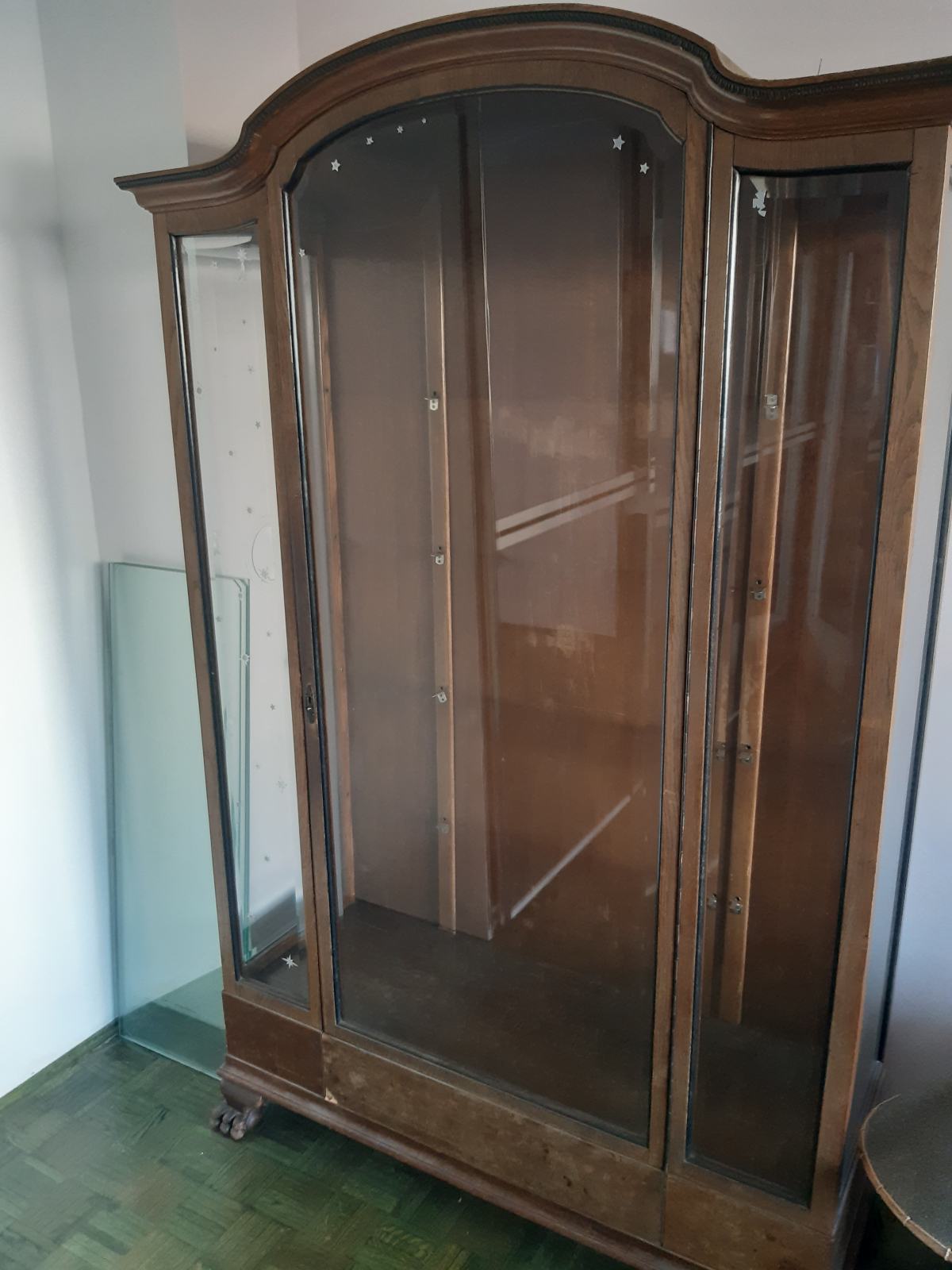 ANTIKNA DRVENA VITRINA SA STAKLENIM POLICAMA