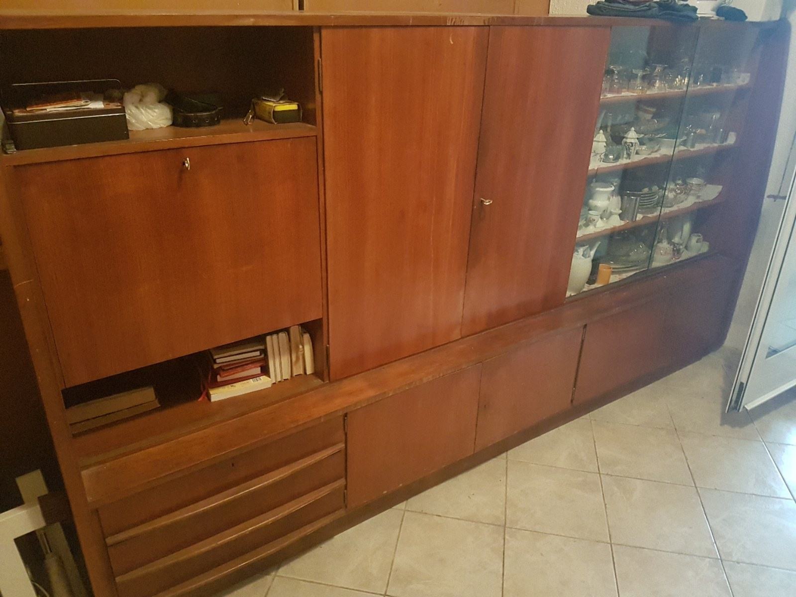 Ormar sa stakenom vitrinom