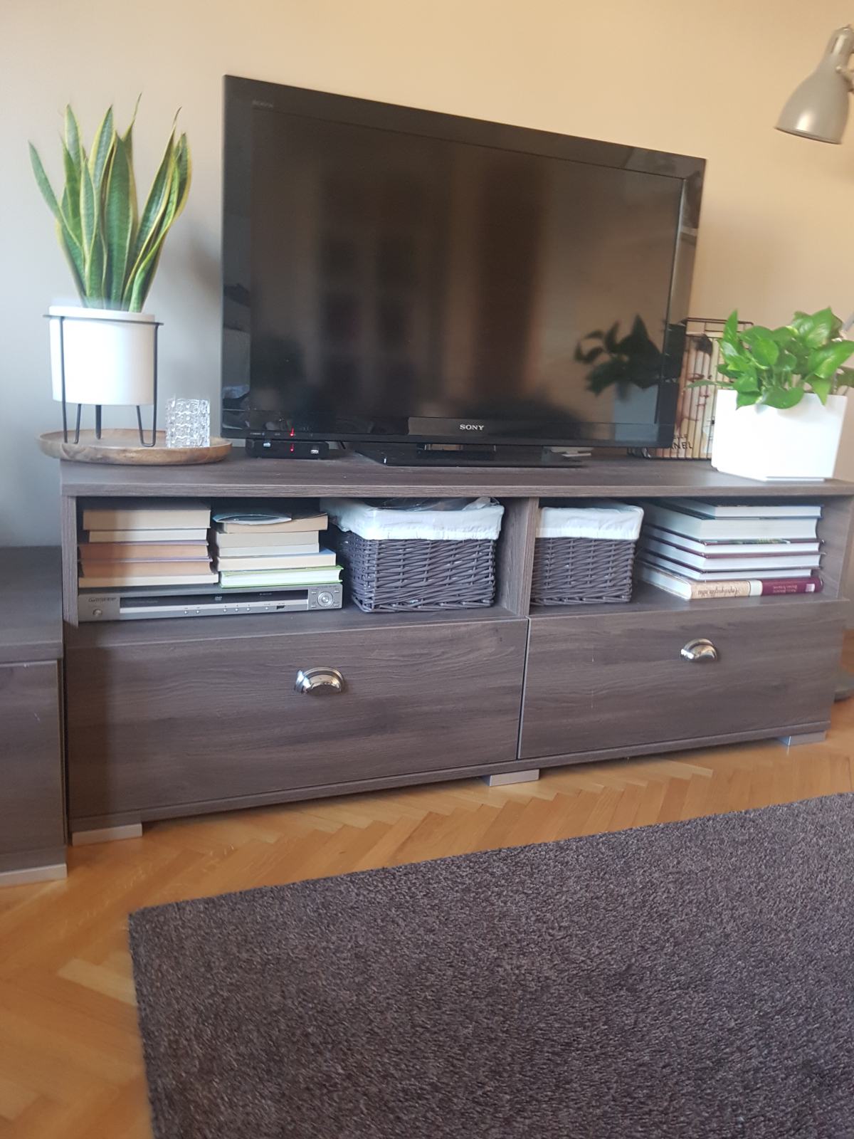 Ormar za TV i stolić