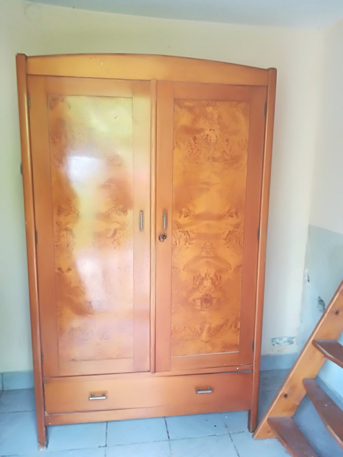 Prekasni stari ormari