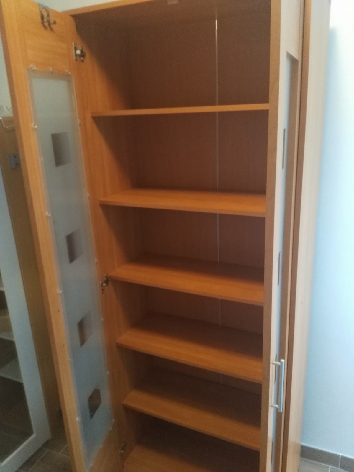 PRODAJEM Dva ormara (regala)